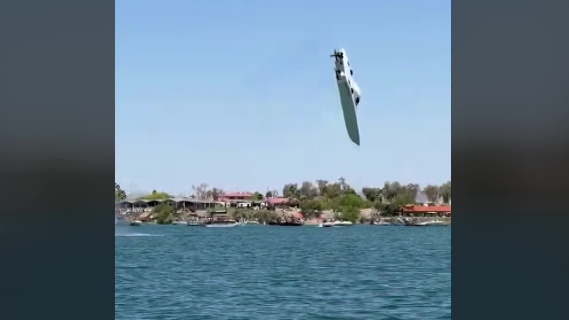 최고 속도 도전 중 공중으로 휭…고속 모터보트 전복 사고 [잇슈 SNS] | TVING