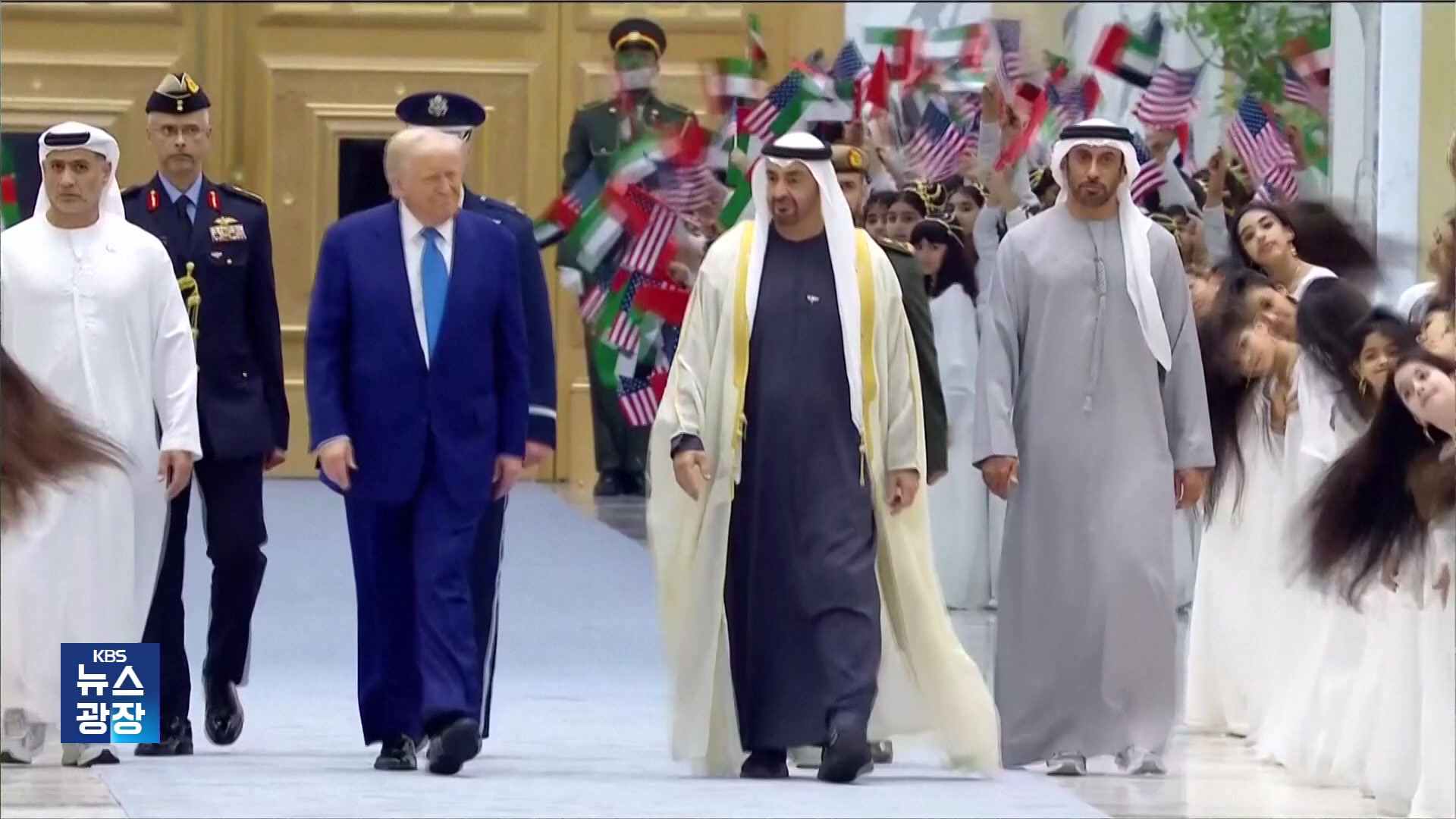 트럼프 등장에 긴 머리 휙휙…온라인 달군 UAE 전통 의식 [잇슈 SNS] | TVING