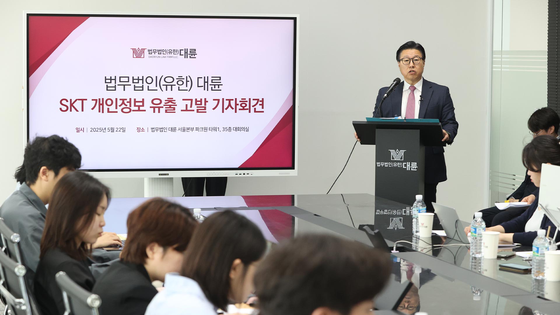 SKT 이용자 1천명 소송…"1인당 100만원 배상" | TVING