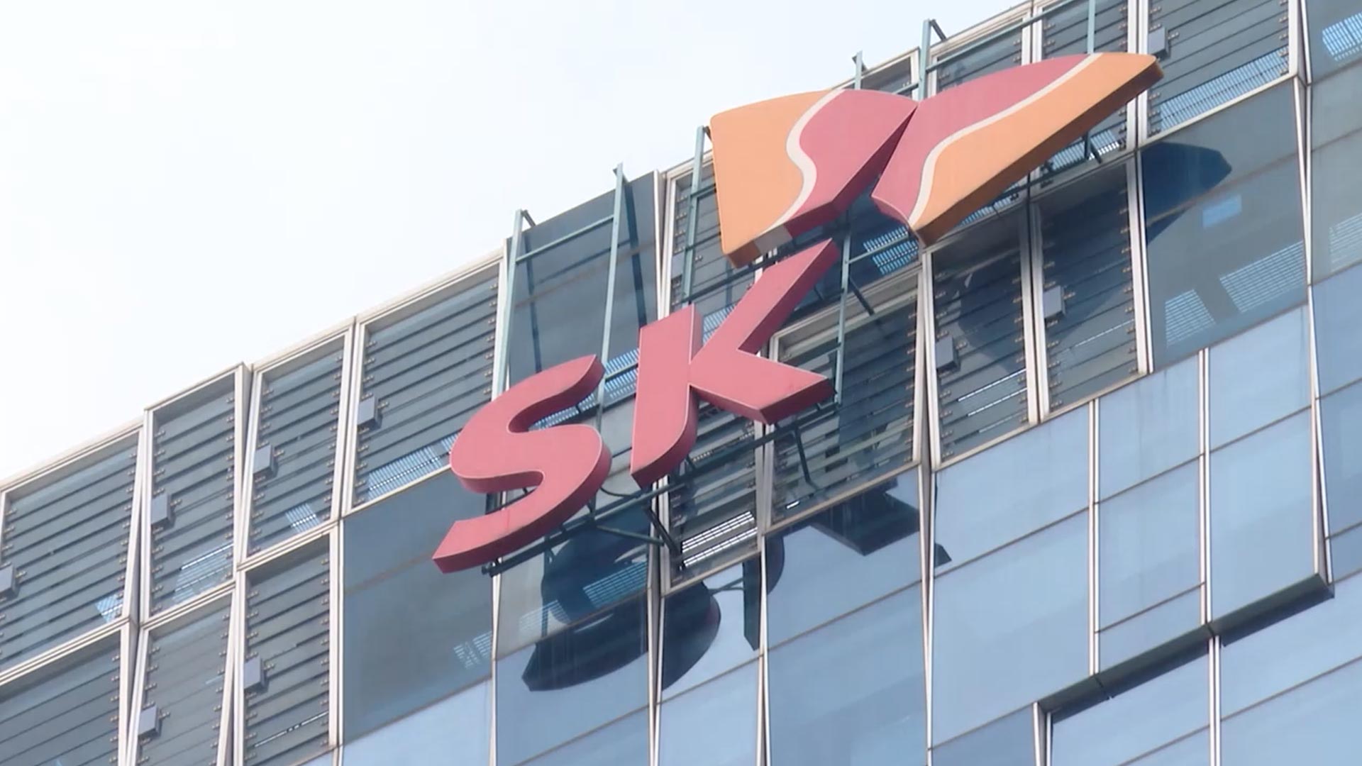 SKT "보안 강화 위해 백신 설치"…유심 교체도 속도 | TVING