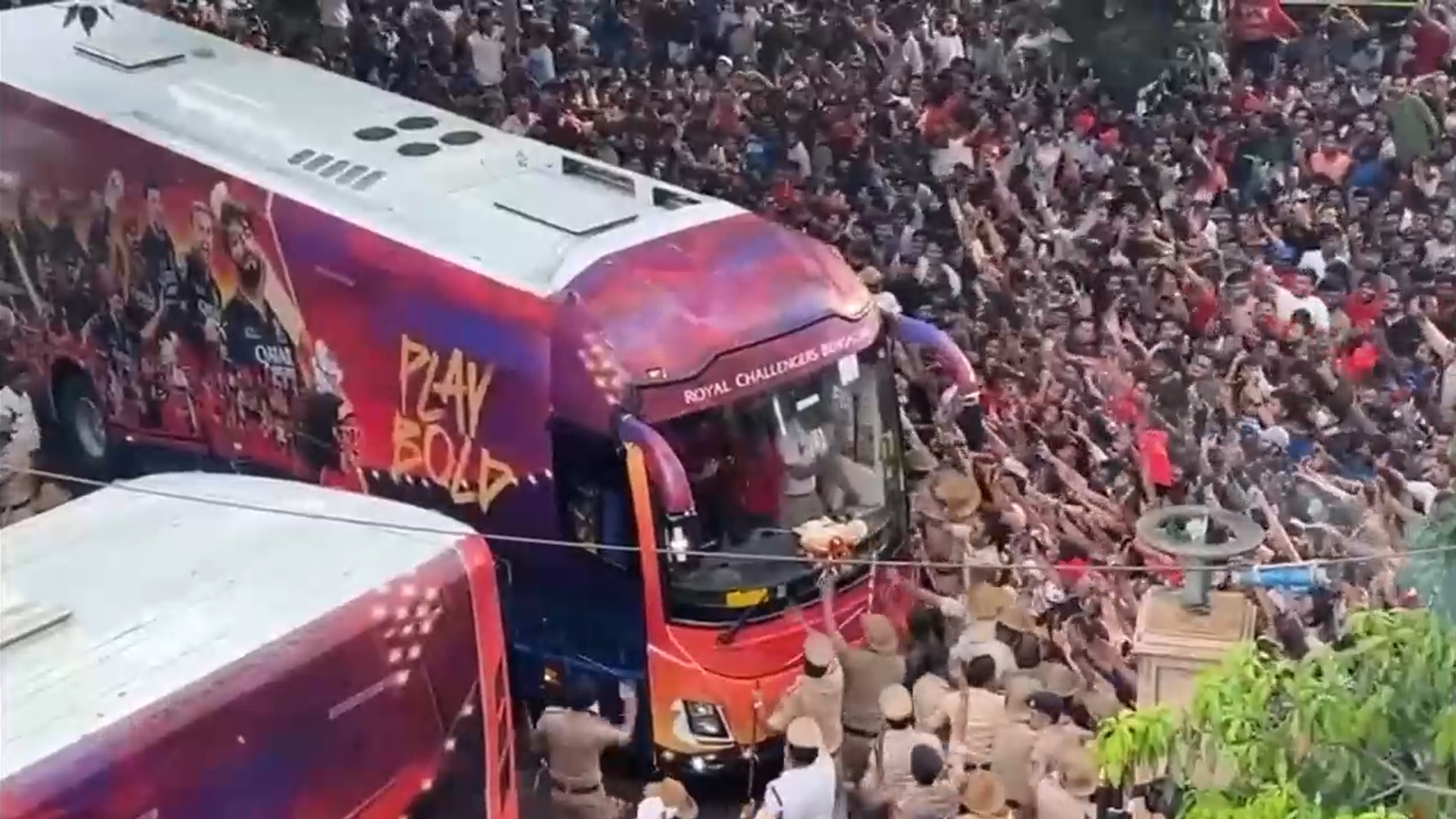 인도 크리켓 우승 축하장서 압사 사고…41명 사상 | TVING