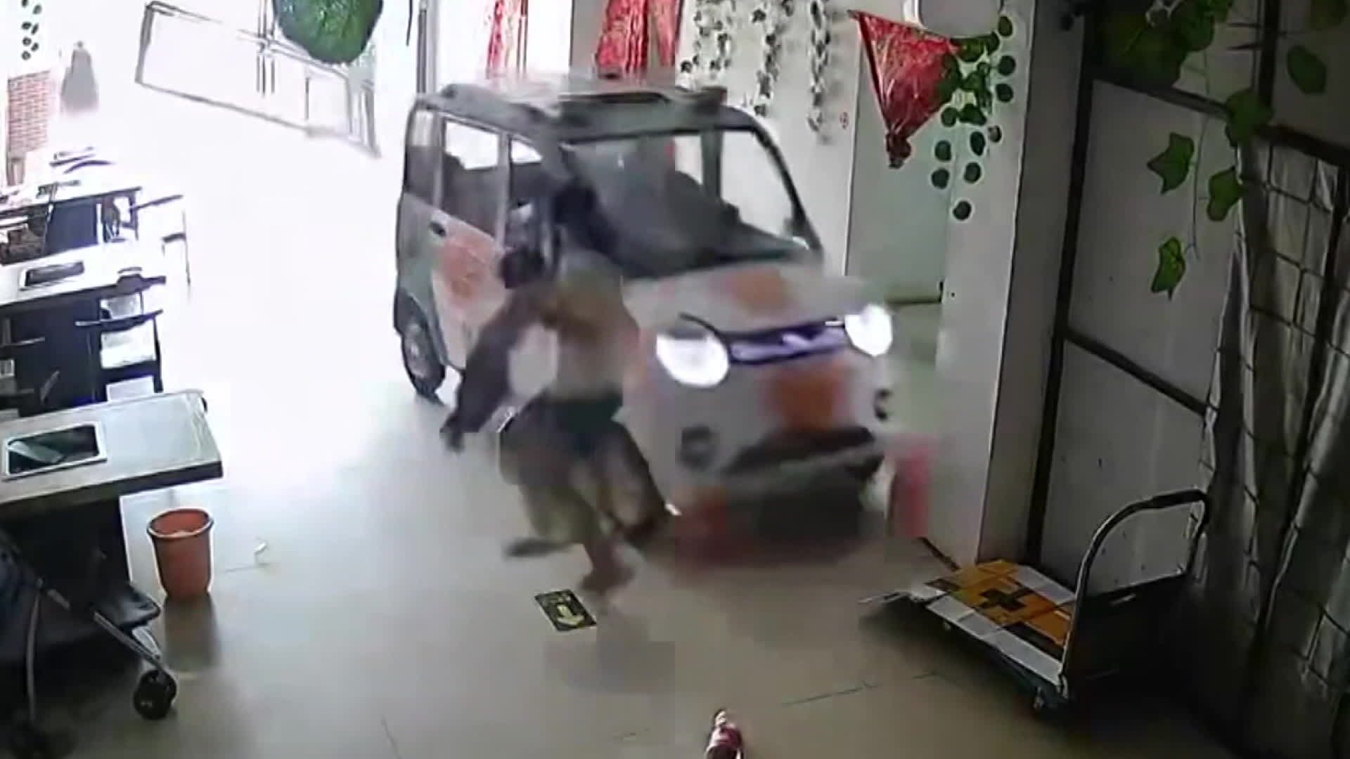 식당으로 돌진한 차량…간발 차로 동생 구한 11살 언니 [잇슈 SNS] | TVING