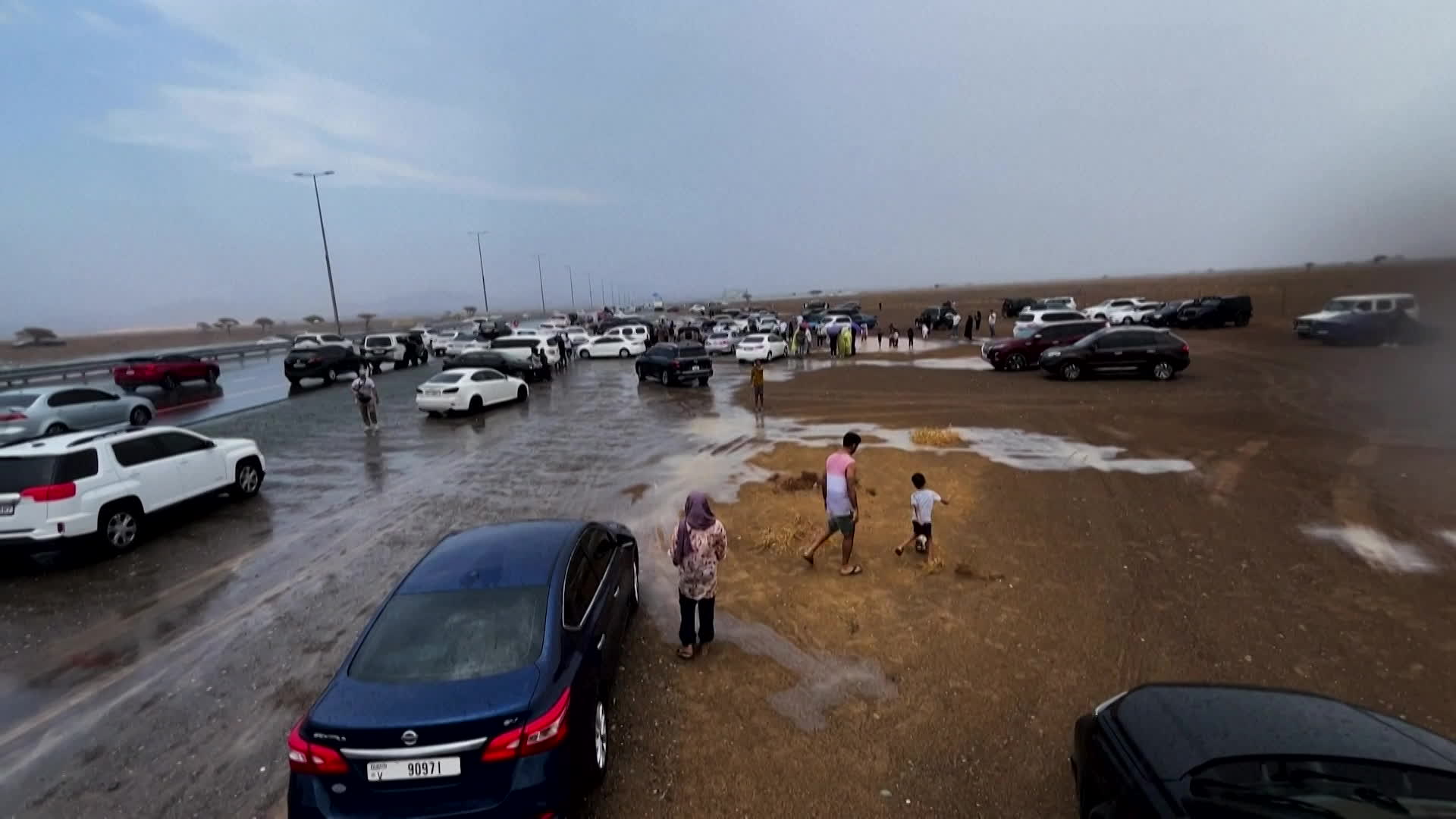 “고향 그리워서” UAE 사막의 비 추적자들 | TVING