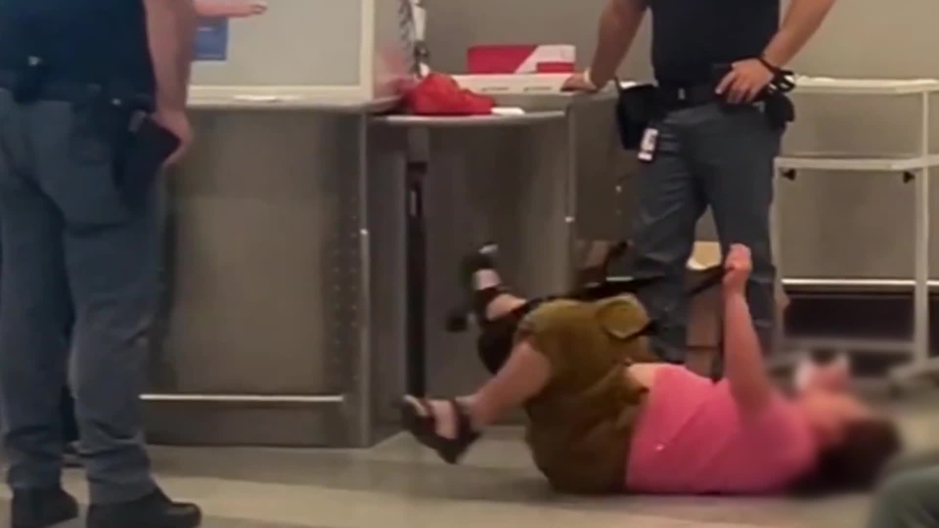 “수하물 무게 초과” 안내에…공항 바닥에서 ‘난동’ 승객 눈살 [잇슈 SNS] | TVING