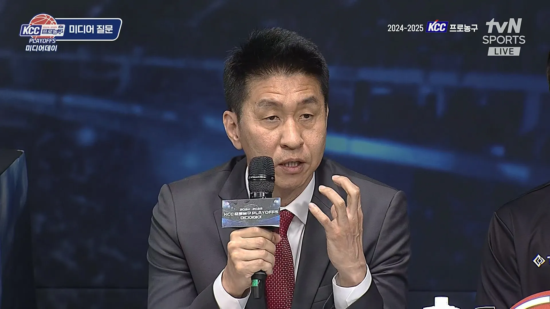 [24-25 KCC 프로농구 PO 미디어데이] 김상식 감독이 생각하는 버튼의 활용법과 체력 안배 방법은? | TVING
