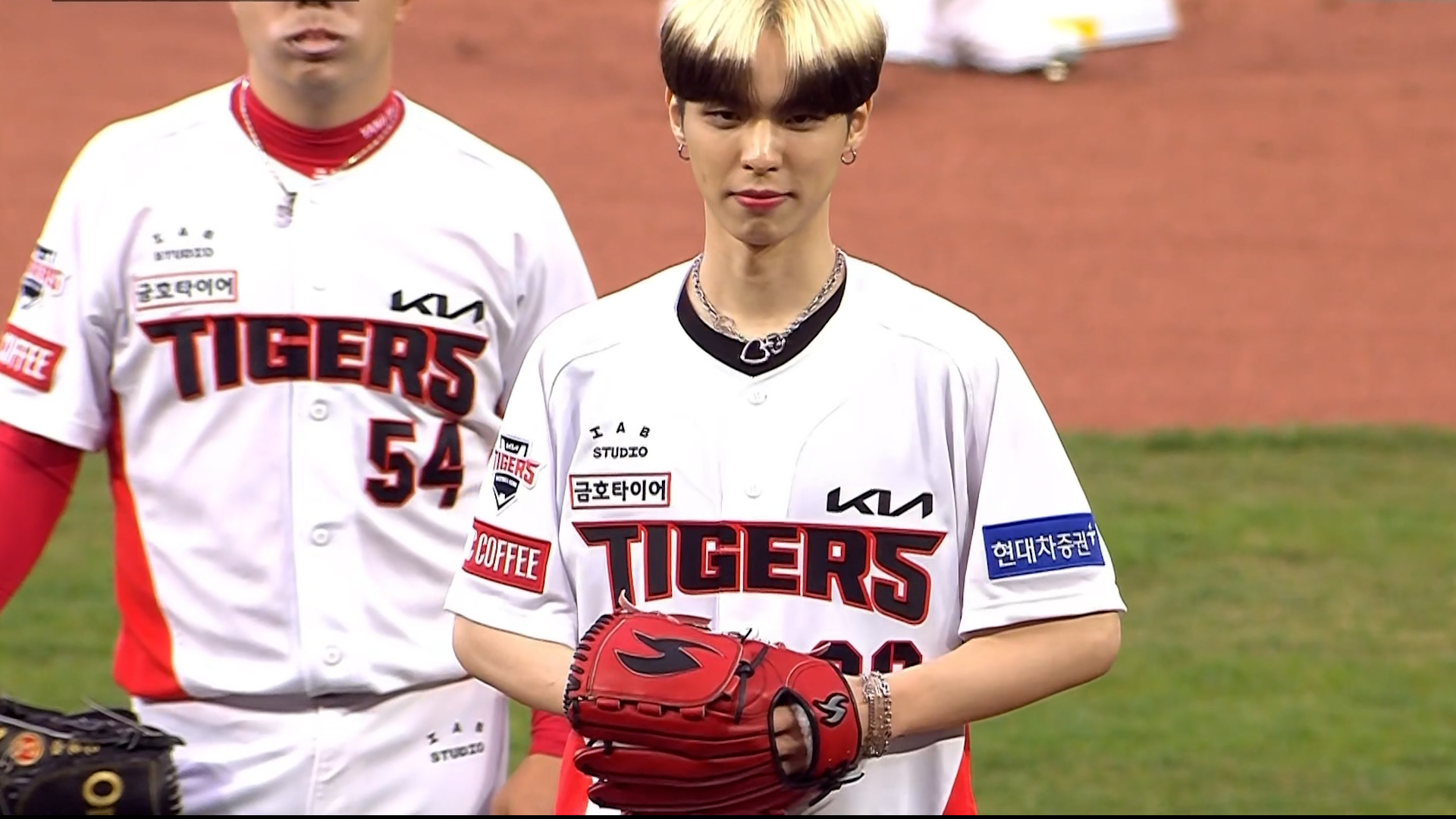[KIA] 2024/3/26 타이거즈 찐팬 'CIX리더 병곤(BX)' 승리기원 시구 | TVING
