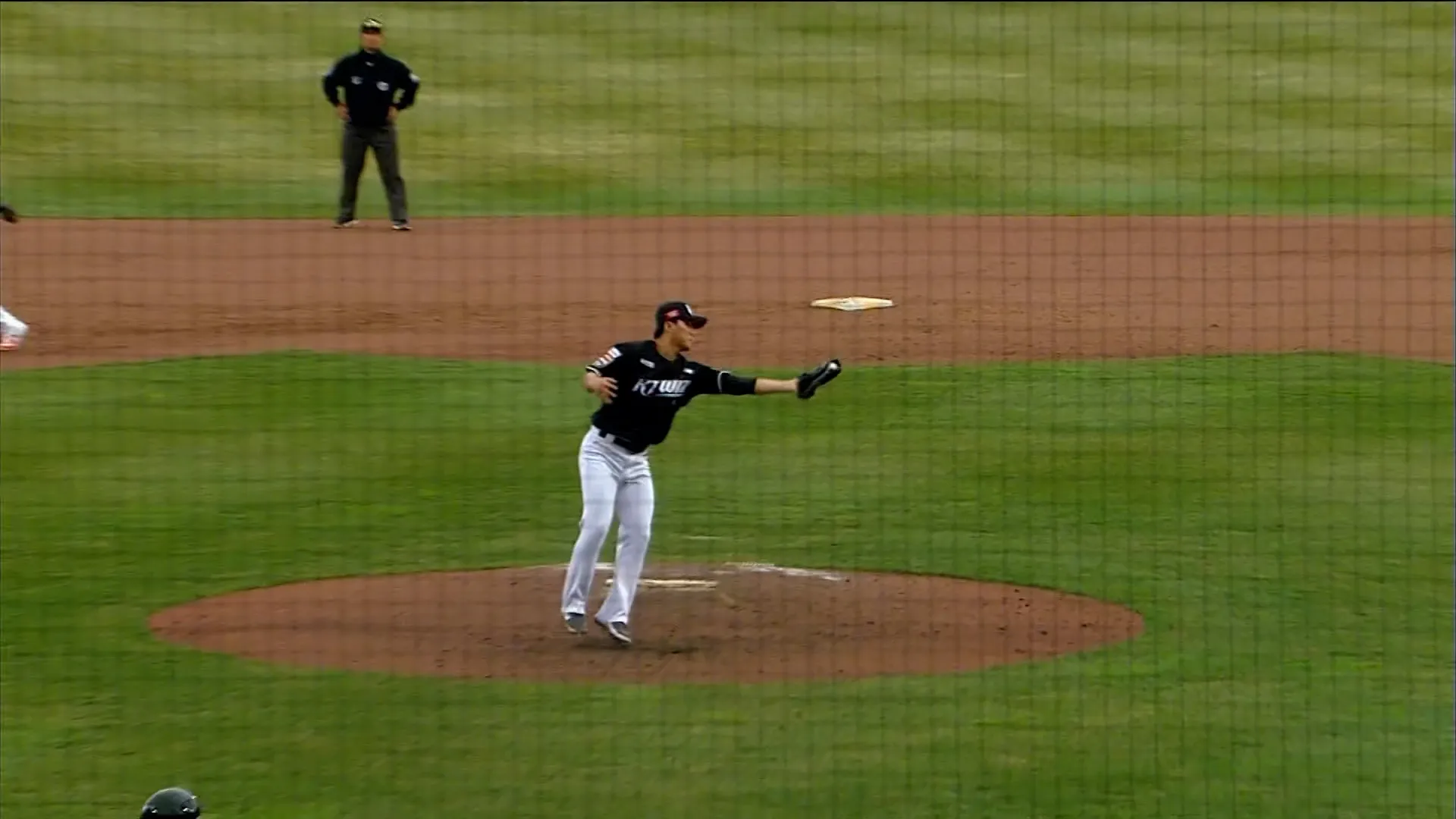 [KT] 2024/3/30 투수 직선타로 더블 플레이 만드는 주권 | TVING