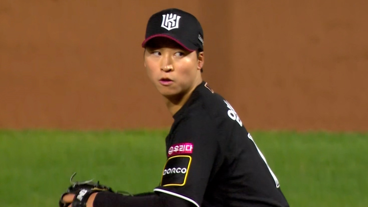 [KT] 2024/4/9 '1사 1, 2루' 위기에서 실점 없이 이닝 끝내는 엄상백 | TVING