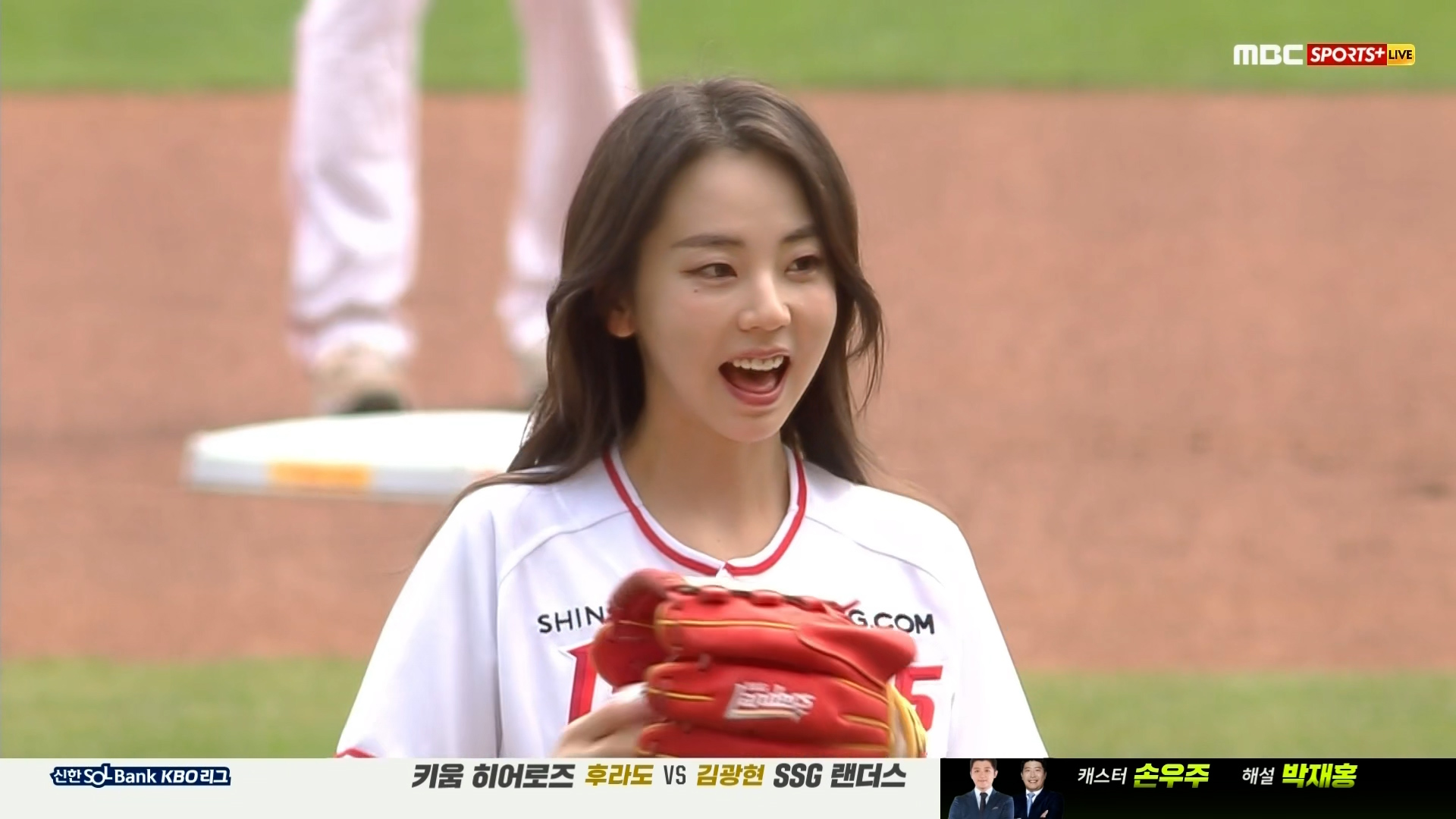 [SSG] 2024/4/10 배우 안소희의 승리 기원 시구 | TVING