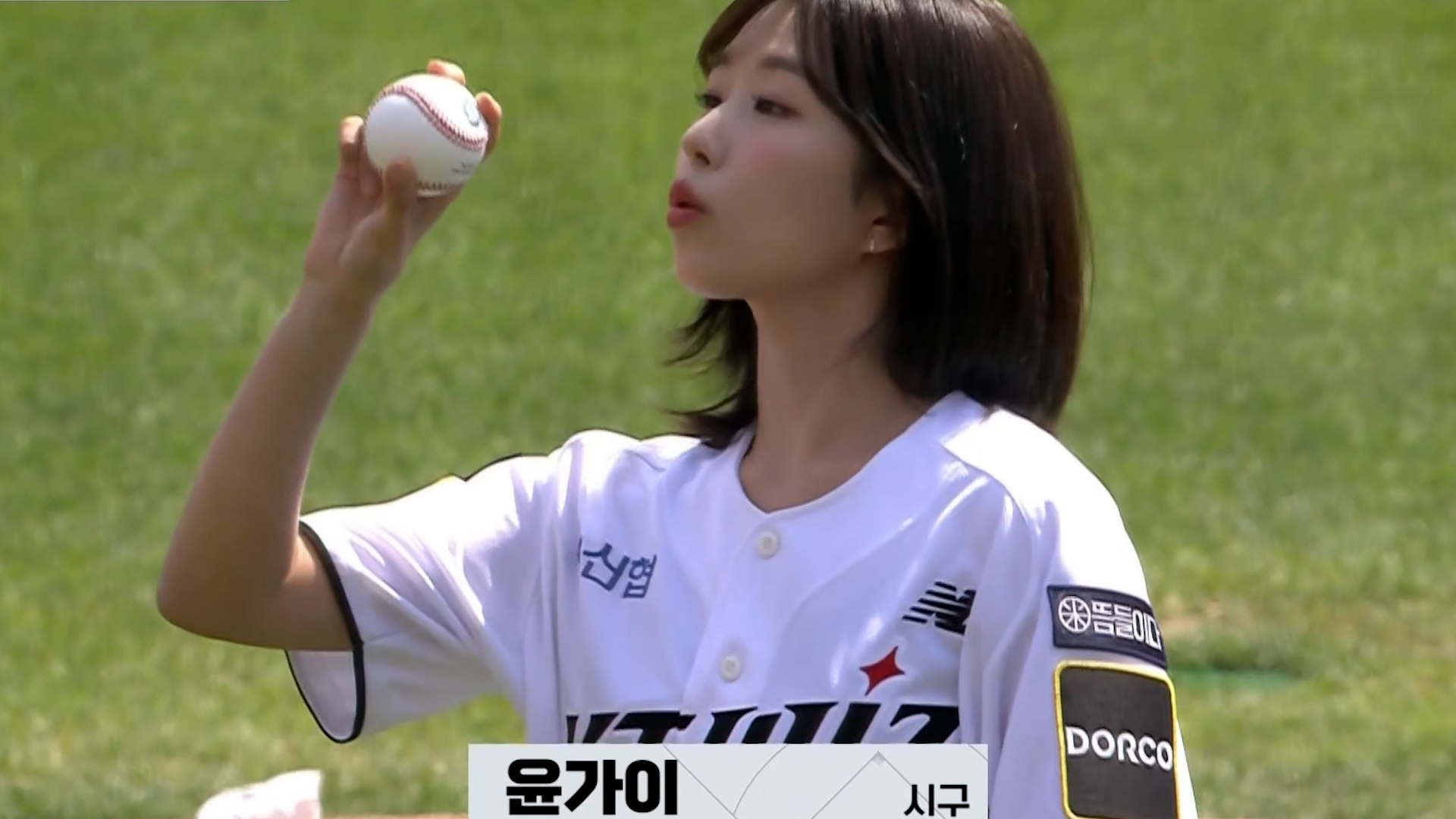 [KT] 2024/4/14 배우 윤가이의 경기 전 승리 기원 시구 행사 | TVING