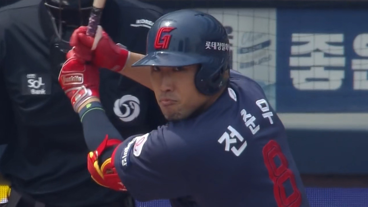 [롯데] 4/28 전준우의 2루타로 선취점 만들어내는 롯데 | TVING