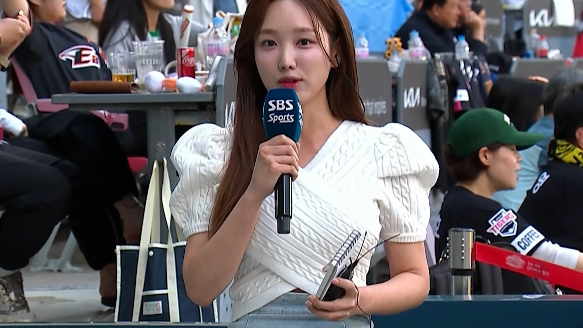 [KIA] 5/4 김세연 아나운서의 경기 중간 현장 리포팅 | TVING