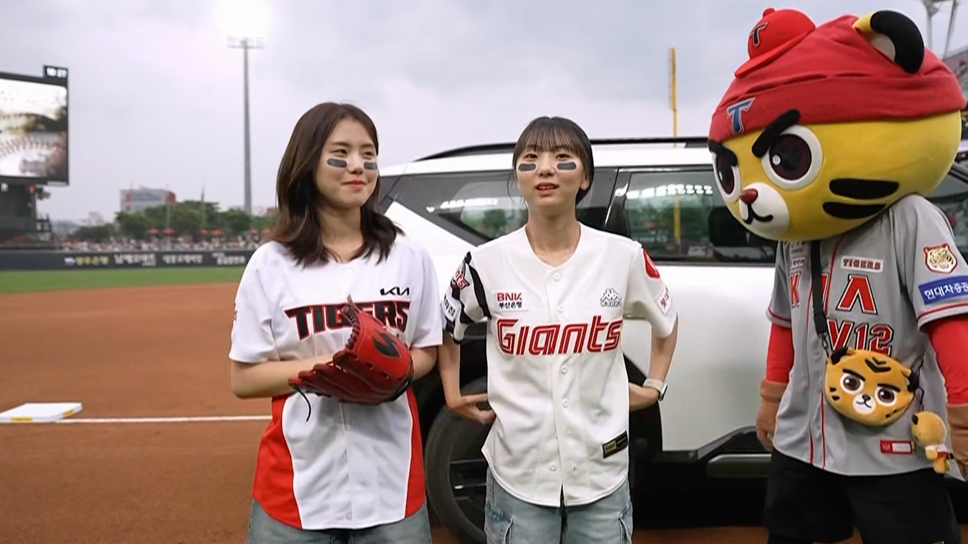 [KIA] 2024/6/5 시구&시타 - KIA 팬 박주영 & 롯데 팬 신강희 | TVING