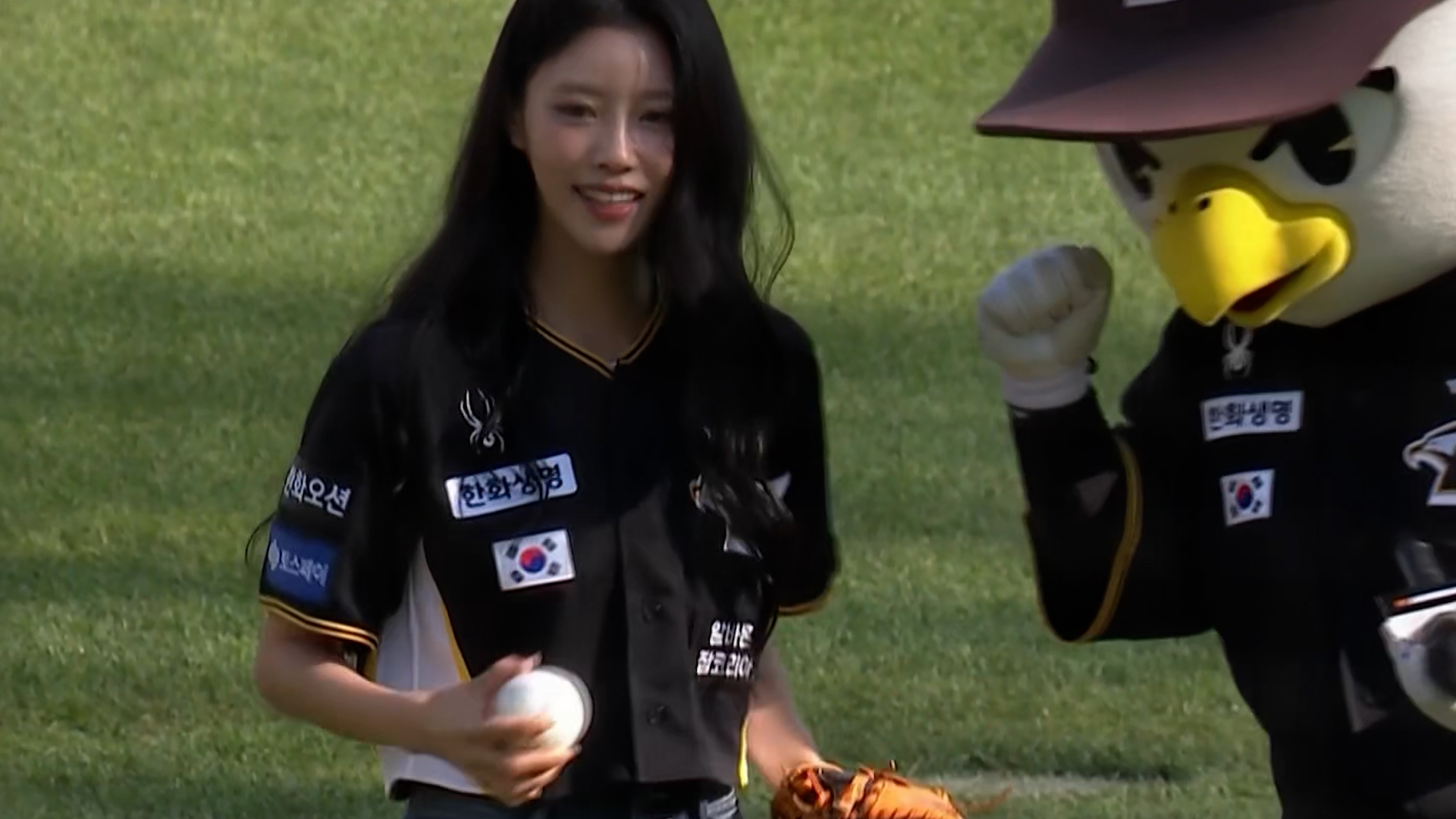 [한화] 2024/6/8 시구 - 가수 미주 | TVING