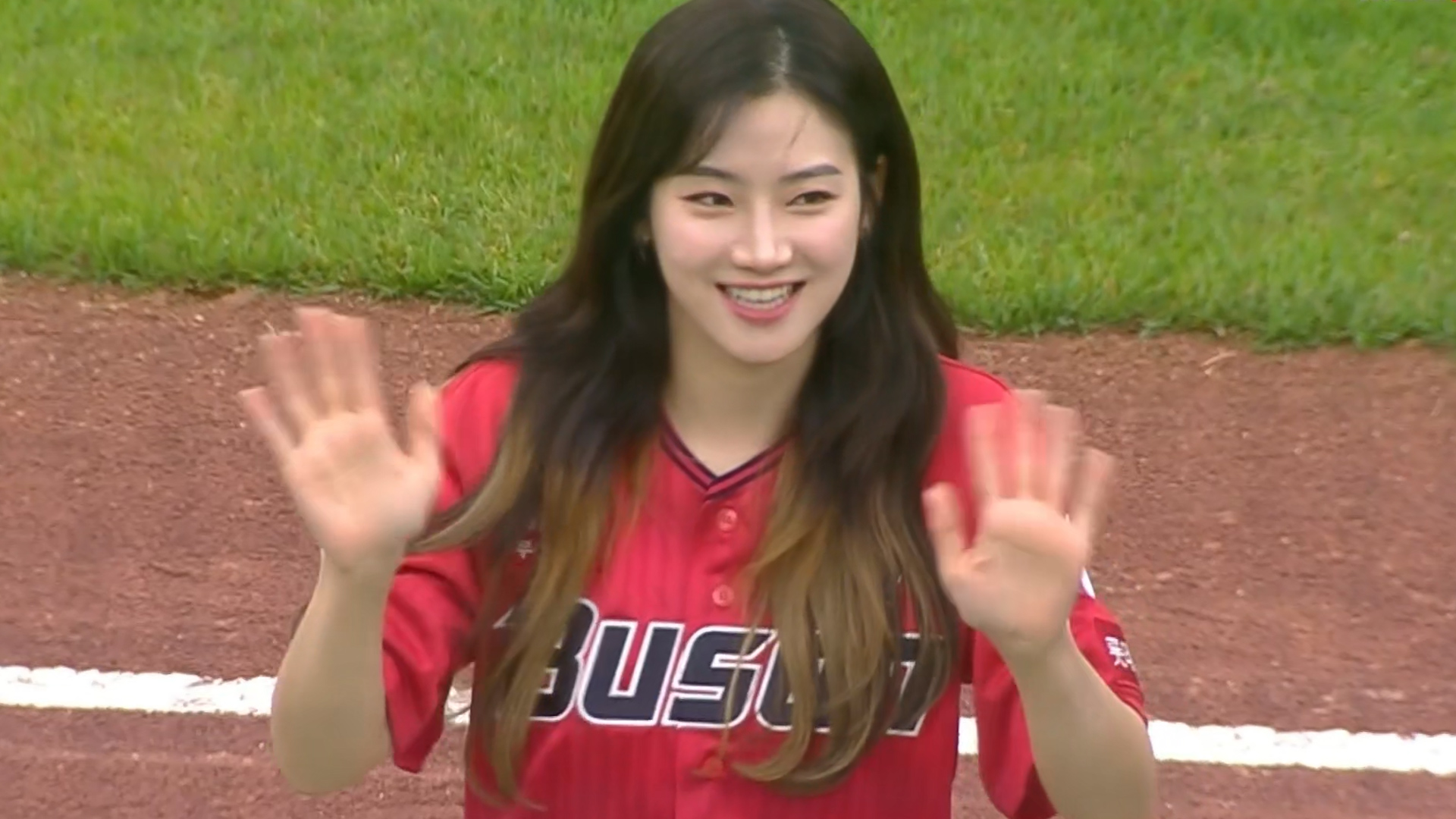 [롯데] 2024/6/9 (DH1) 시구 - 배우 박주현 | TVING