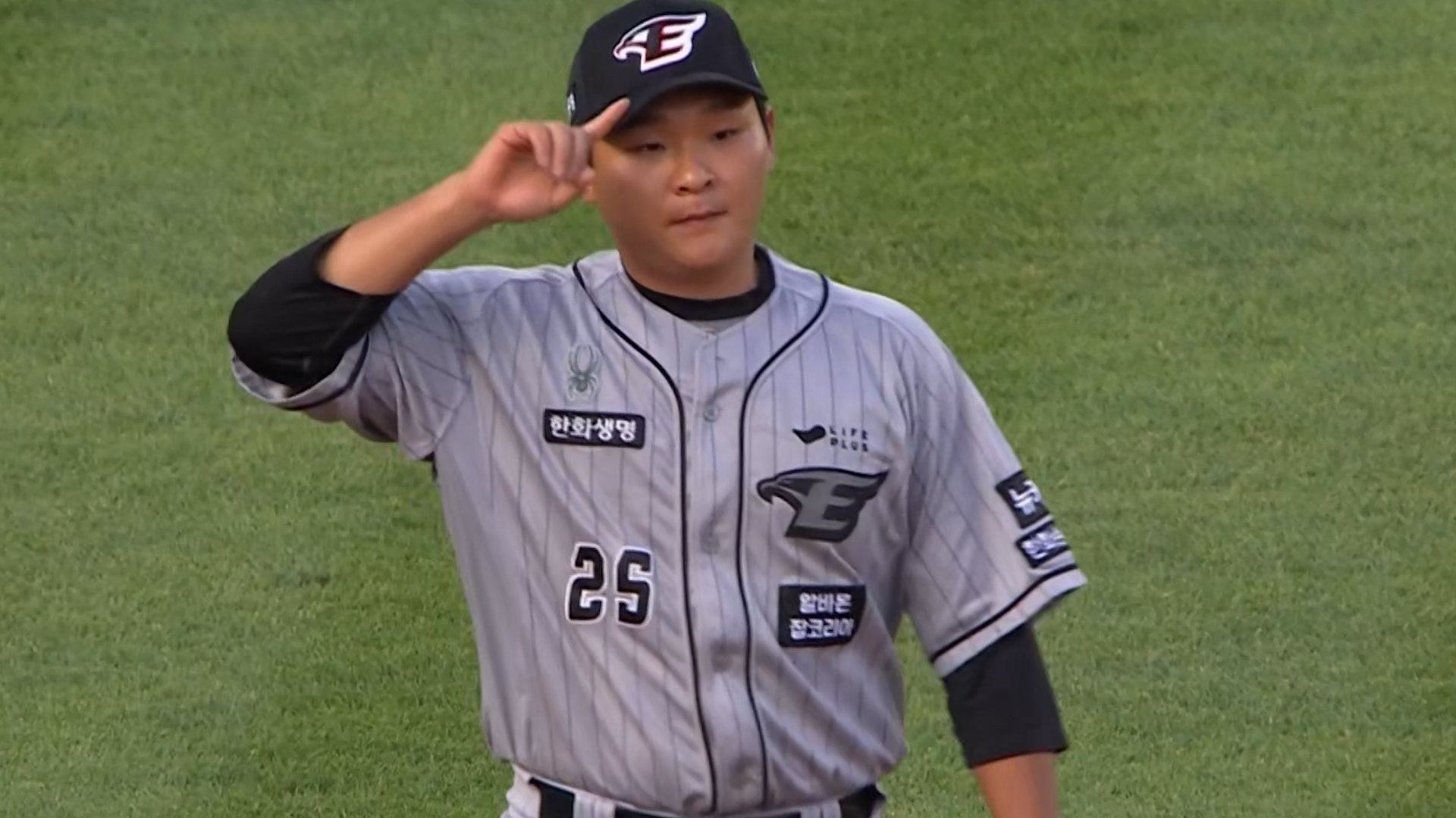 [한화] 2024/6/11 '깜찍한 세리머니' 강습 타구를 몸으로 막은 김태연의 호수비 | TVING