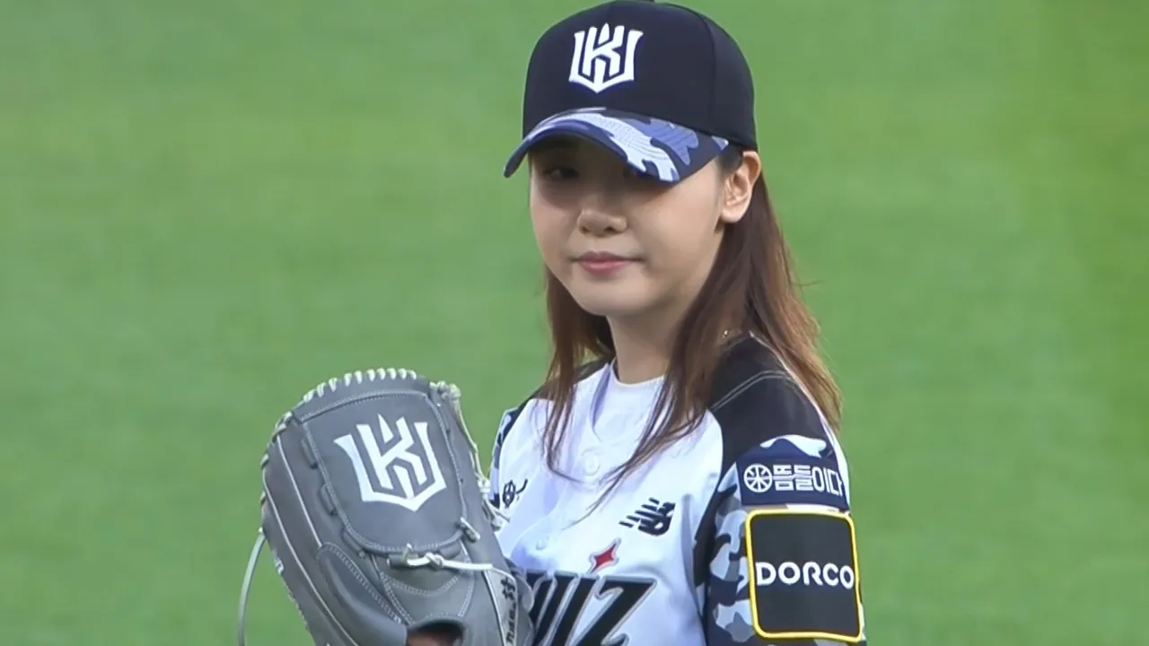 [KT] 6/18 시구 - 방송인 김민아 | TVING