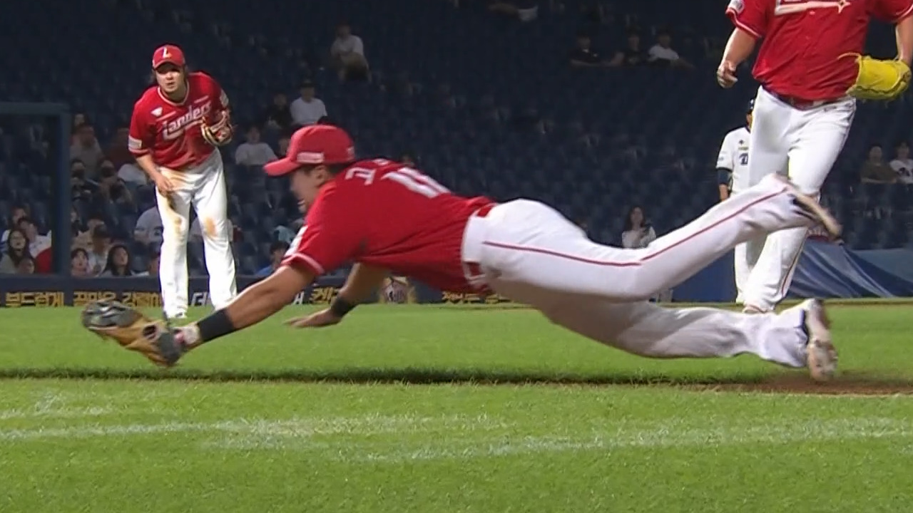 [SSG] 2024/7/4 몸을 날려서 번트 타구를 잡아내는 고명준! | TVING