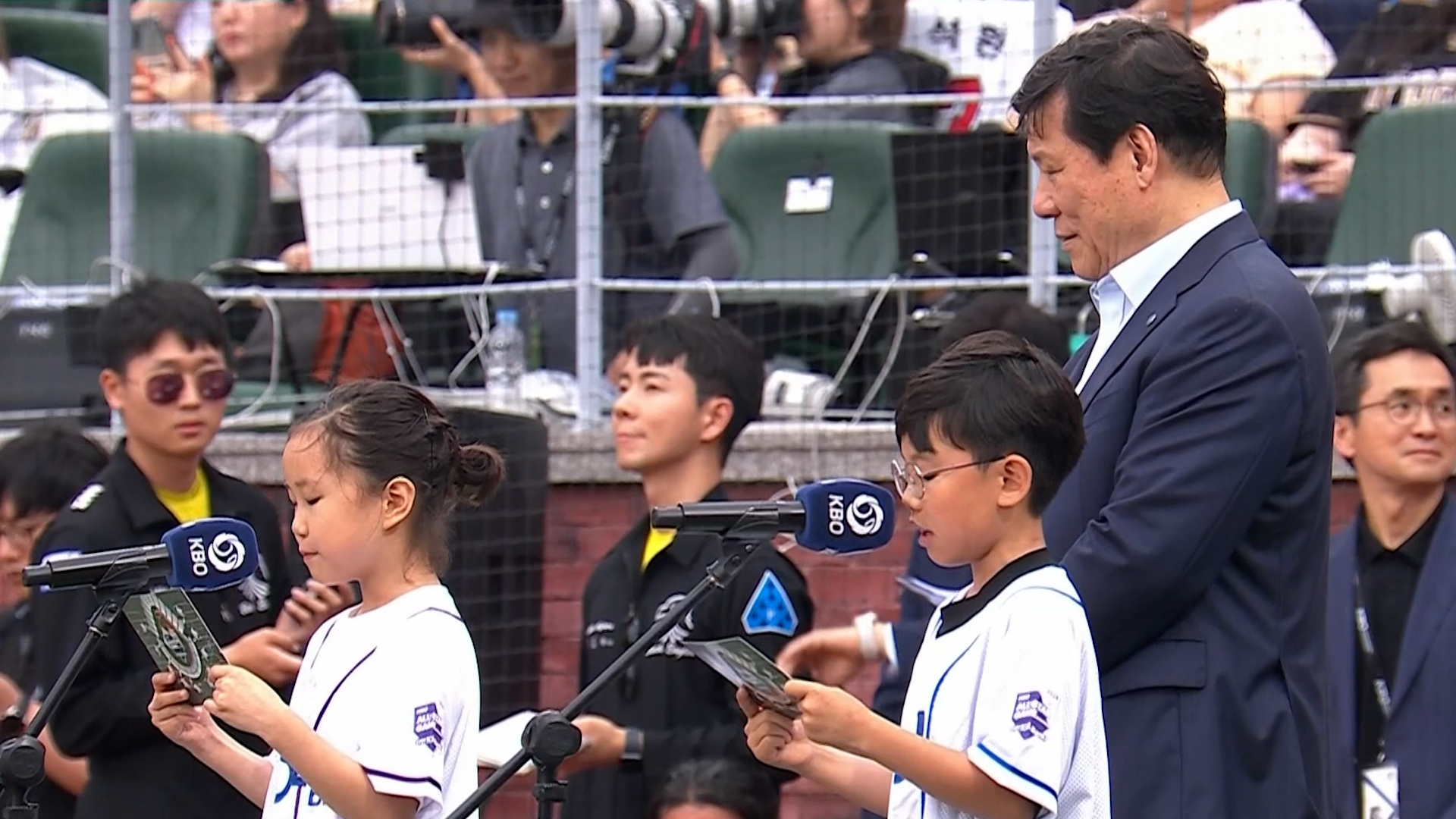 [KBO 올스타전] 개회 선언 - KBO 총재 허구연 & 어린이 대표 변서환, 최지윤 | TVING