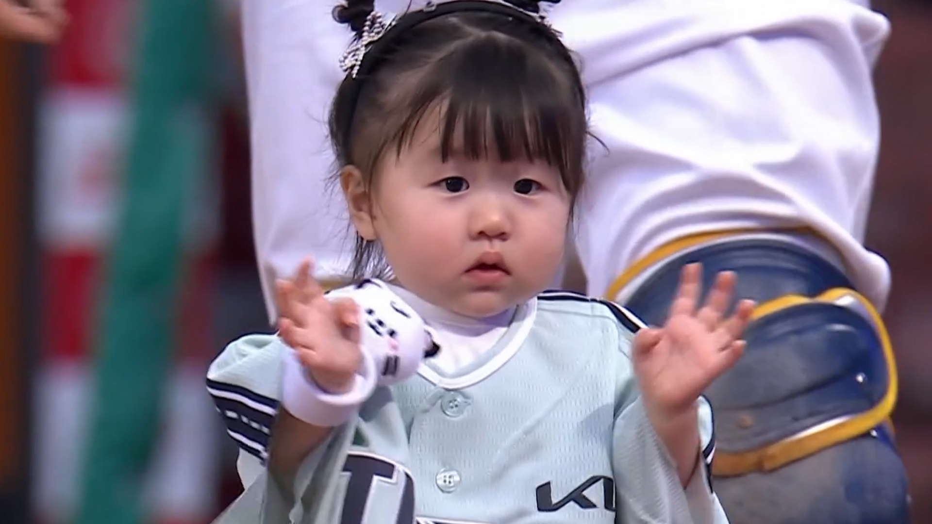 [kbo 올스타전] 나눔 딸의 손을 꼭 잡고 함께 등장하는 박찬호 Tving