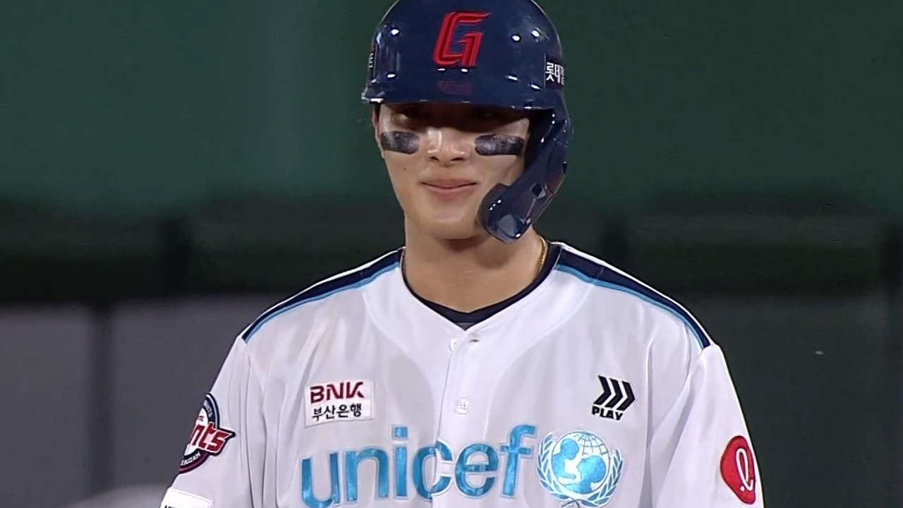 [롯데] 2024/7/23 '2년 연속 100안타' 몸 쪽으로 꺾이는 커터를 장타로 연결하는 윤동희 | TVING