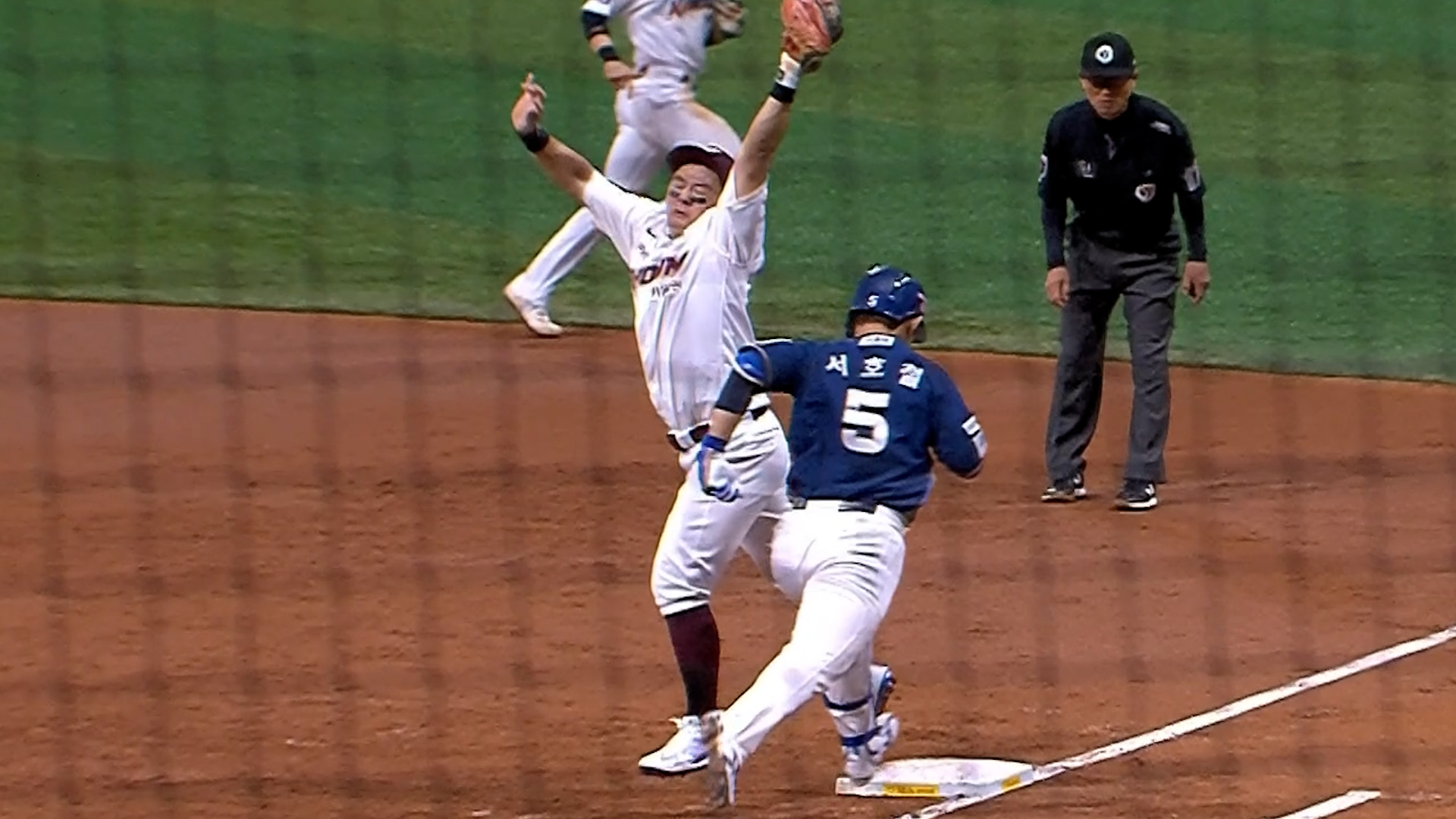 [NC] 2024/8/1 '1루에서 세이프-아웃 접전' 3루 주자의 득점 인정 여부는? | TVING
