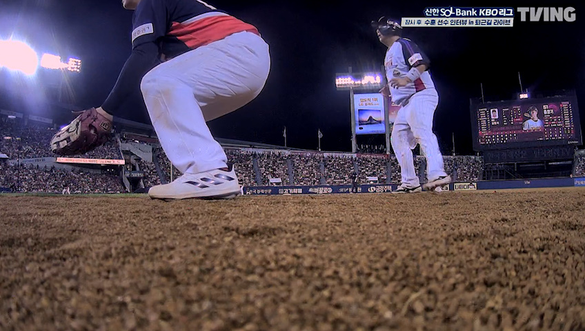 [LG] 2024/8/16 티빙슈퍼매치: [베이스 CAM] 허도환의 기습적인 도루 시도 | TVING