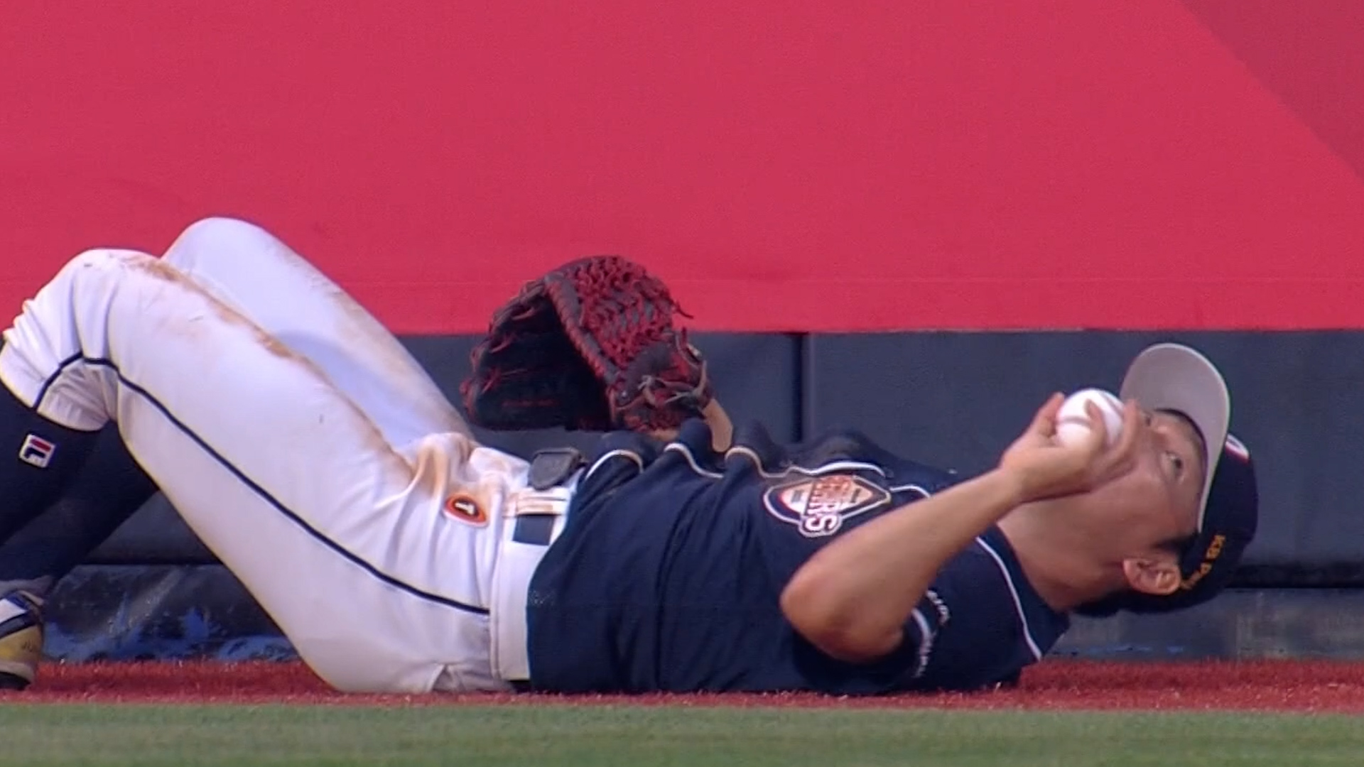 [두산] 2024/8/17 "물 샐 틈 없는 수비" 넓은 수비 범위를 자랑하는 정수빈의 호수비! | TVING