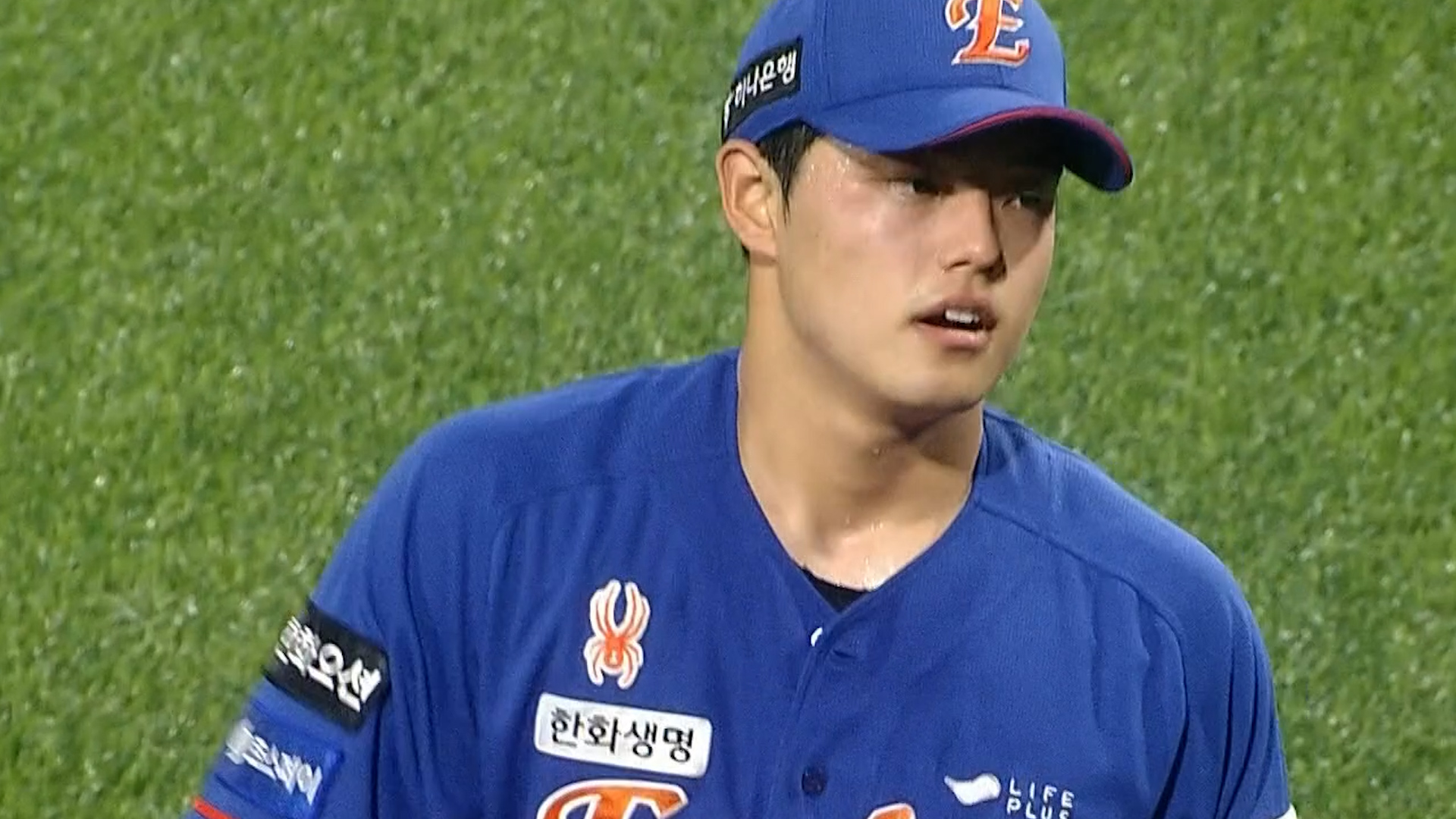 [한화] 2024/8/20 '2사 1, 3루 위기' 수비 도움받으며 이닝 끝내는 문동주 | TVING