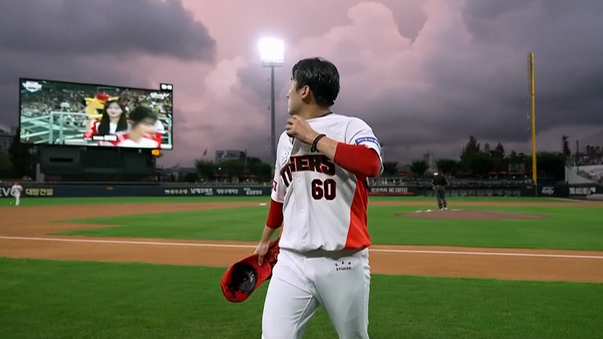 [KIA] 2024/8/22 무사 1, 2루의 위기를 무실점으로 막아낸 김도현! | TVING