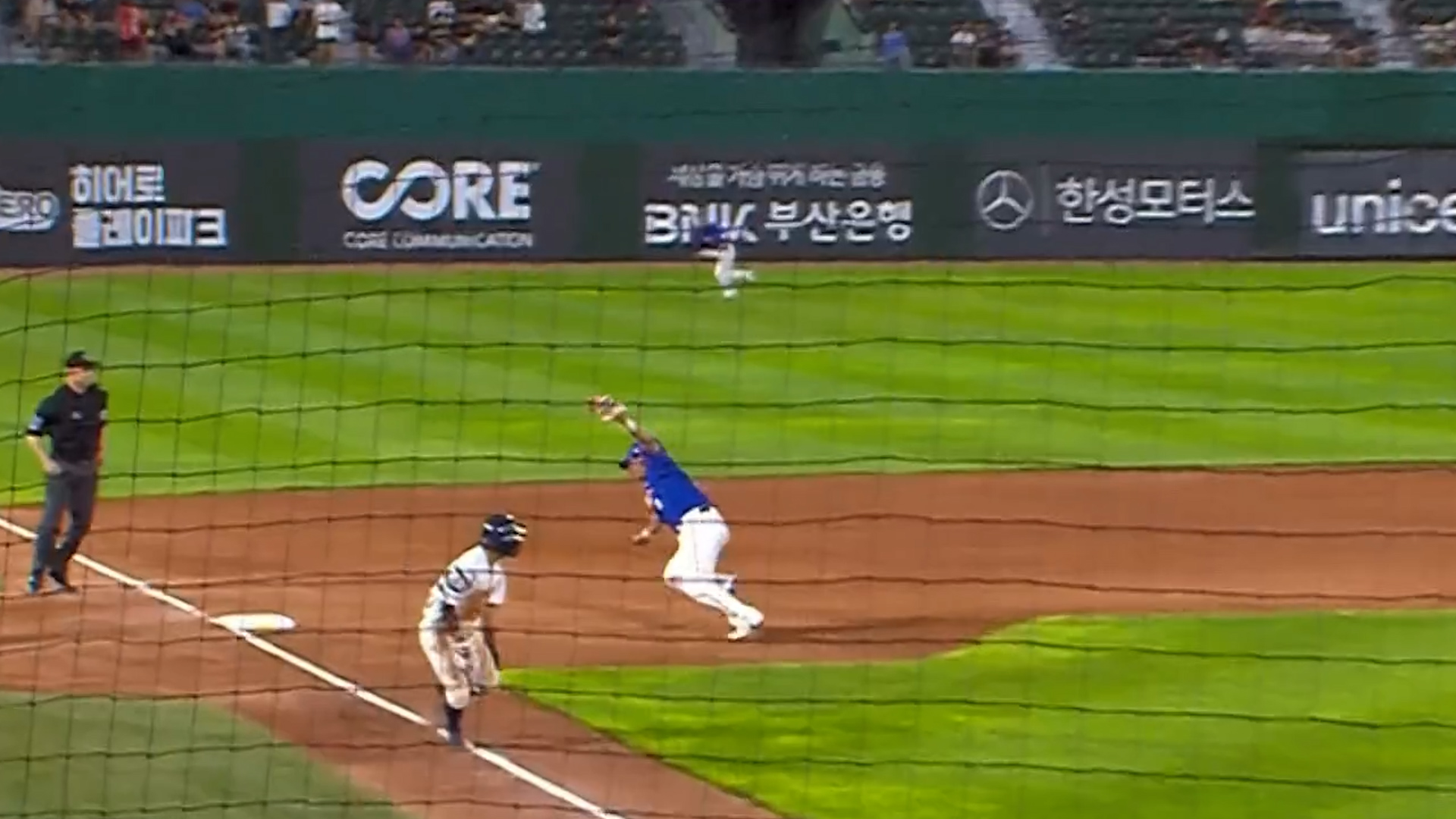 [한화] 2024/8/27 '한 번에 아웃카운트 2개' 빠른 타구를 낚아챈 노시환! | TVING