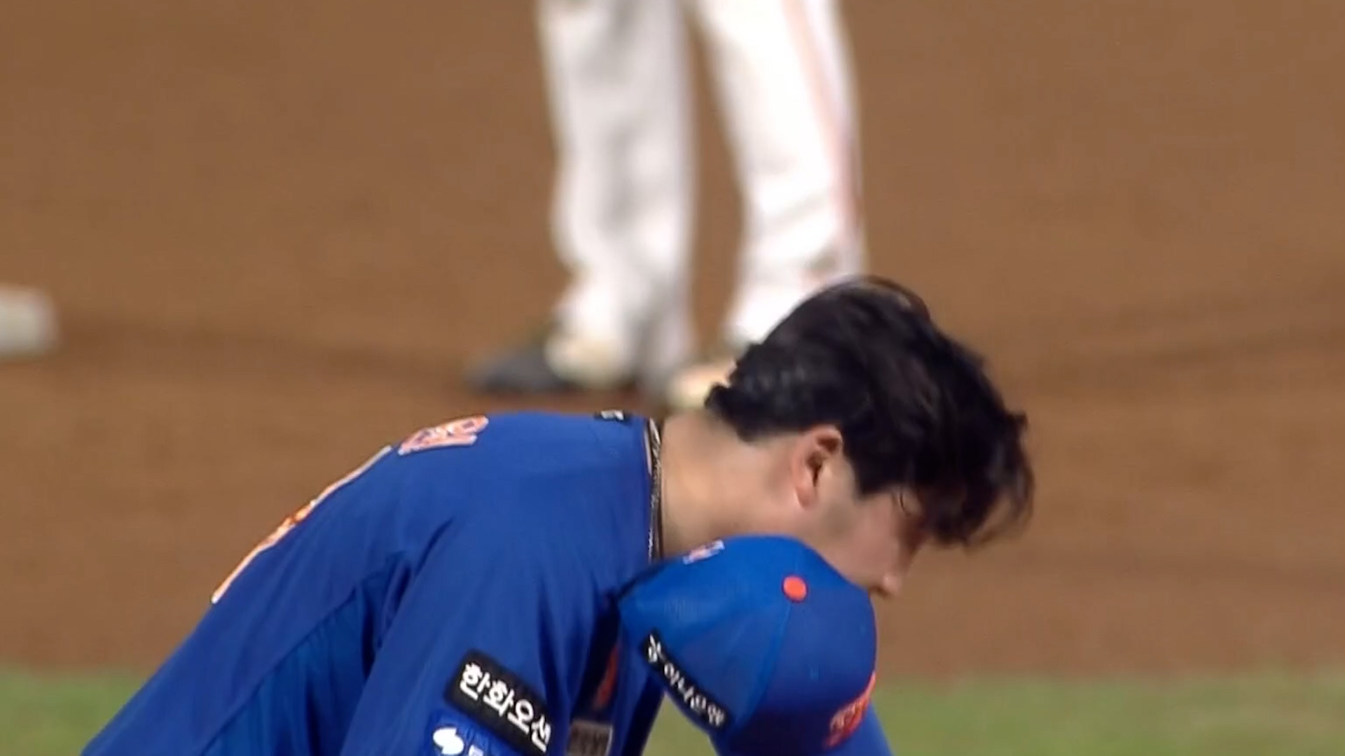 [한화] 2024/9/19 몸 맞는 볼 허용 이후 데이비슨에게 사과를 건네는 박상원 | TVING