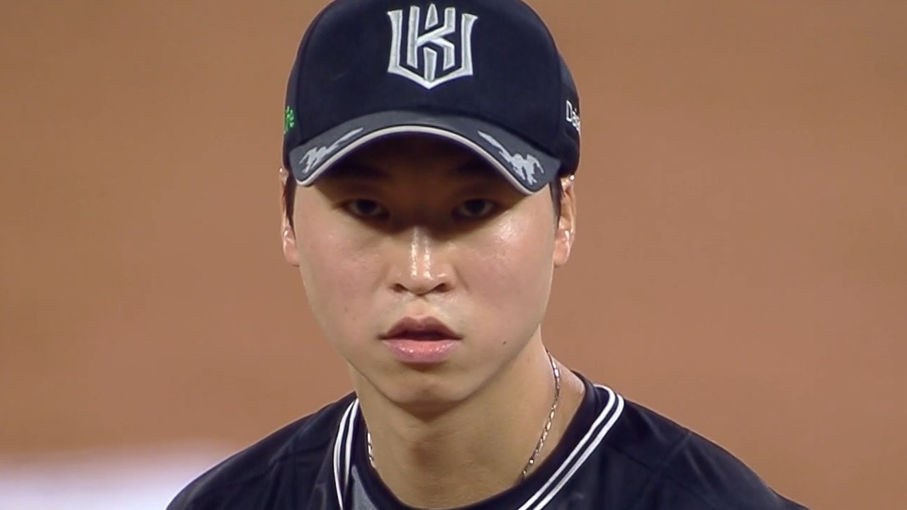 [KT] 2024/9/24 2사 2, 3루 위기를 실점 없이 넘기는 엄상백 | TVING