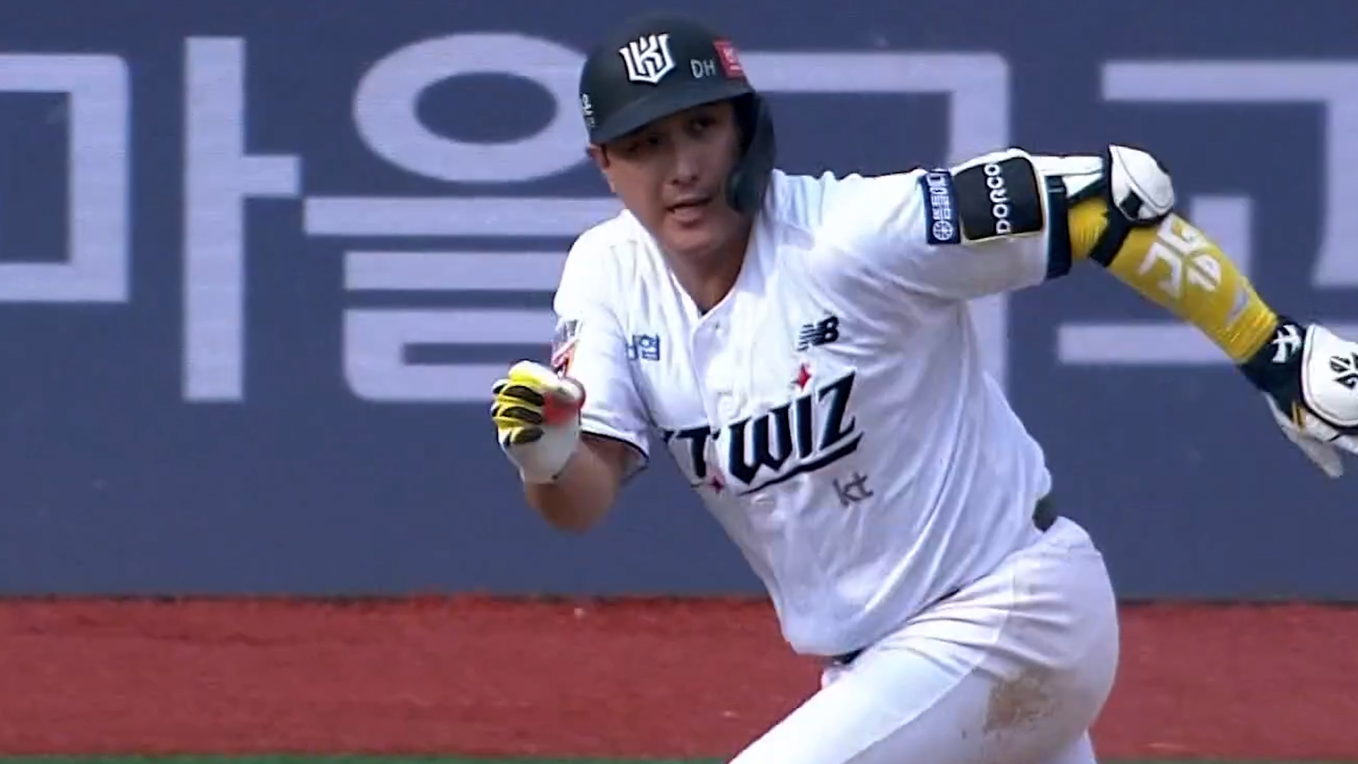 [KT] 10/9 '돌아온 타격감' 황재균의 적시타로 점수는 한 점 차! | TVING