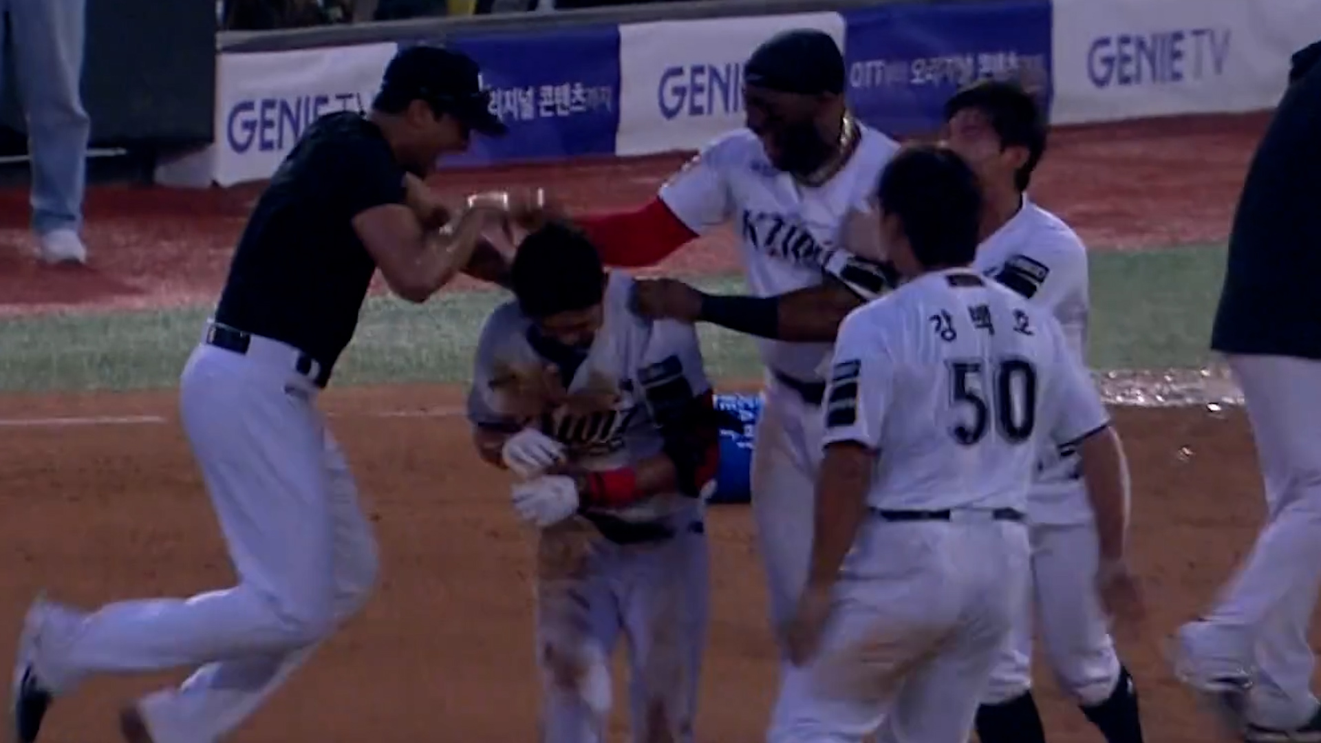 [KT] 10/9 승부를 5차전으로 끌고 가는 심우준의 11회 끝내기 안타! | TVING