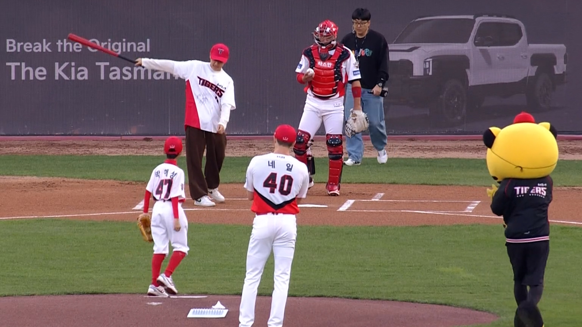 [KIA] 2025/4/15 시구 & 시타 - 자체홍백전 MVP 박해성& 최정우 | TVING