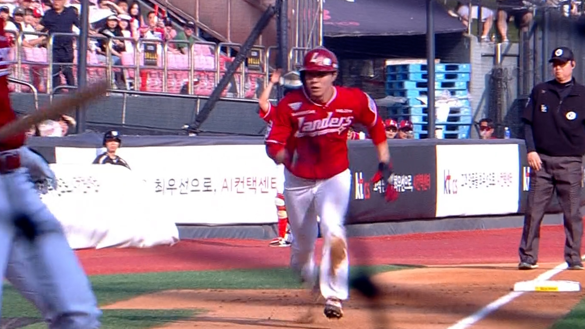 [SSG] 2025/6/8 상대 포일에 홈을 밟는 3루 주자 박성한 | TVING