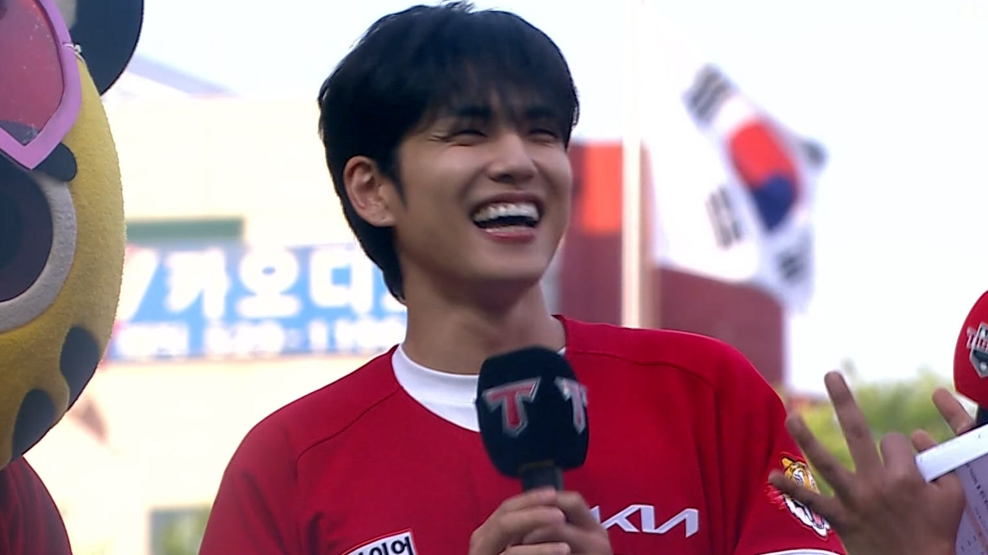 [KIA] 2025/6/11 시구 - DAY6 원필 | TVING