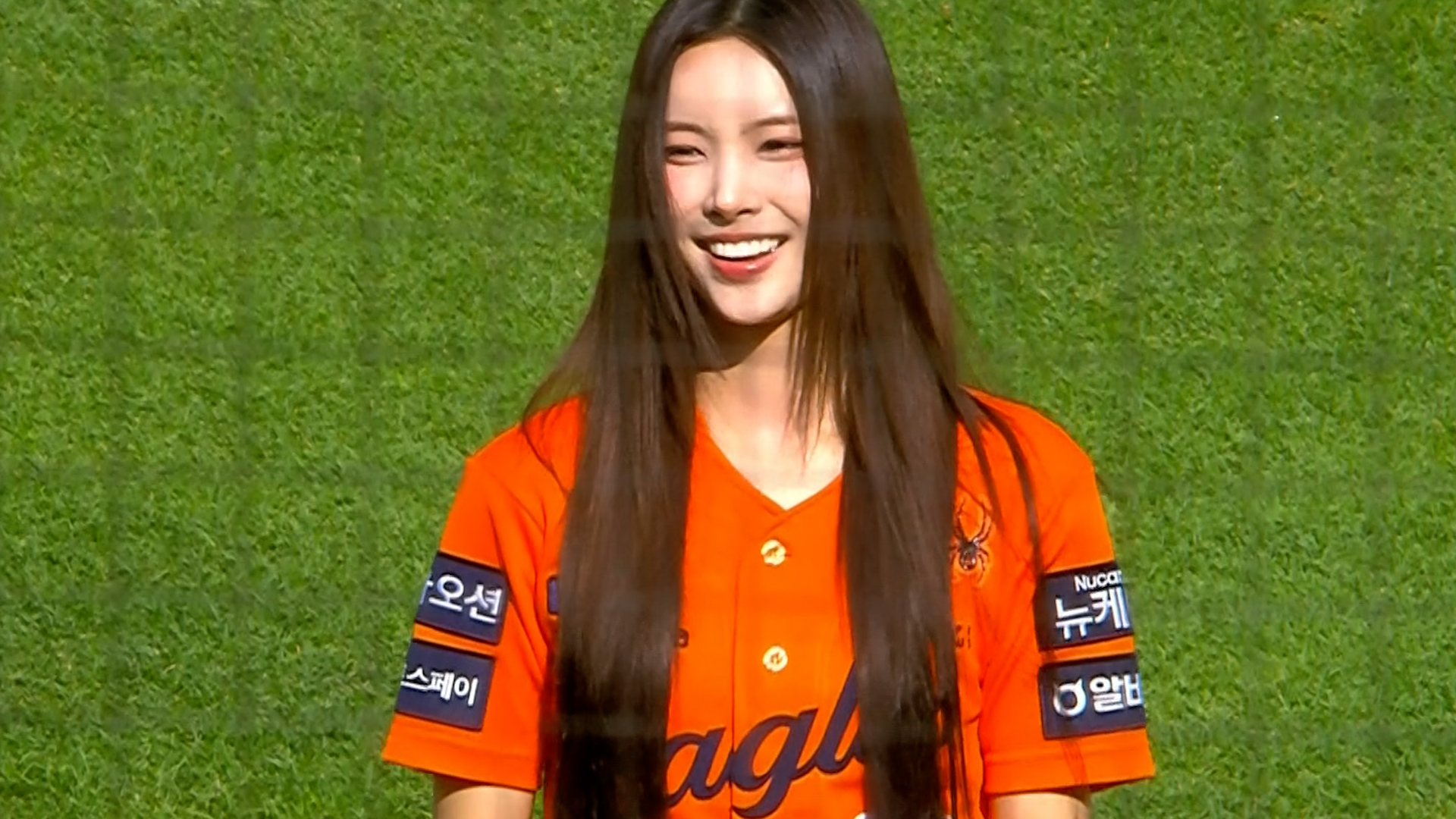 [한화] 2025/6/14 시구 - 걸그룹 '아일릿' 윤아 | TVING