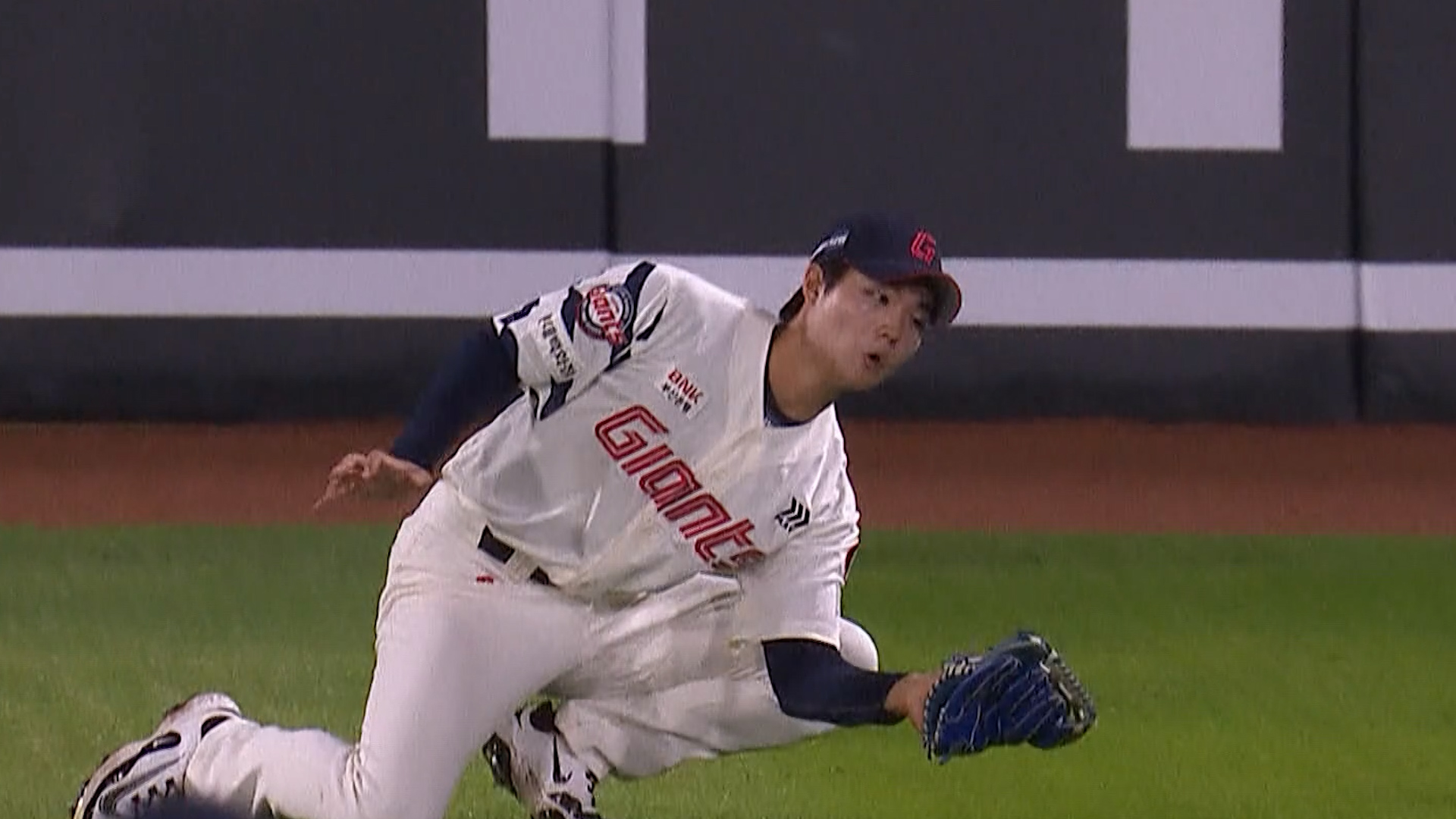 [롯데] 2025/6/20 몸을 낮추며 어려운 타구를 캐치한 한승현! | TVING