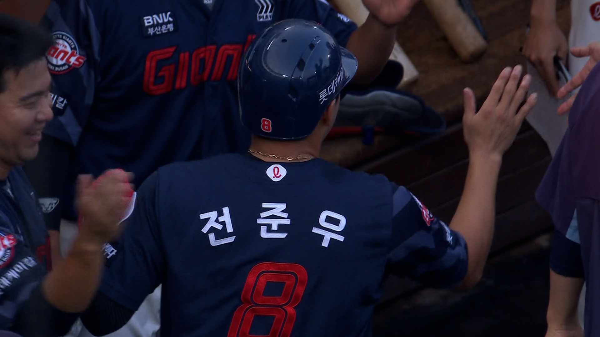 [롯데] 2025/6/25 상대 실책에 홈을 밟는 3루 주자 전준우 | TVING