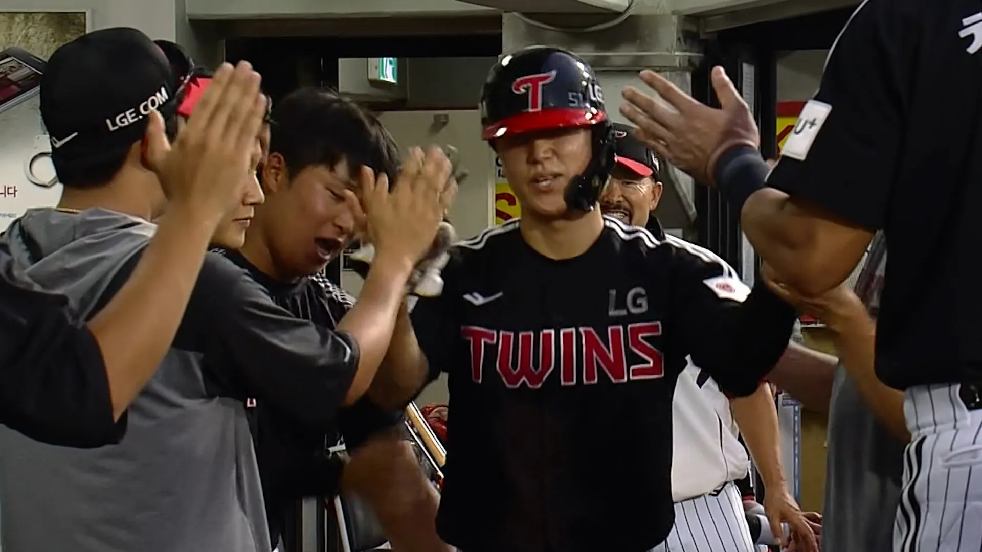 [LG] 2025/7/23 상대 실책에 홈을 밟는 3루 주자 구본혁 | TVING