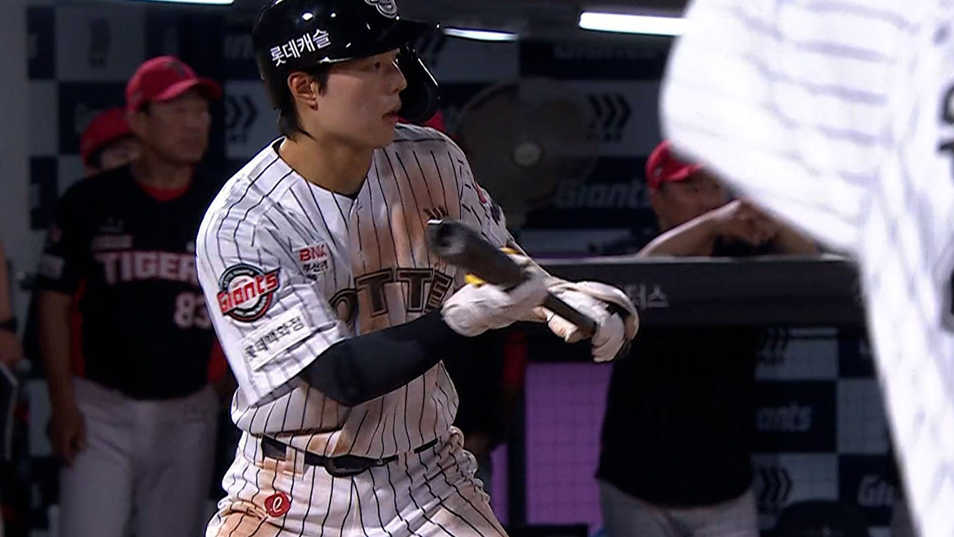 [롯데] 2025/7/25 '완벽한 작전 성공' 한태양의 페이크 번트 앤 슬래시! | TVING