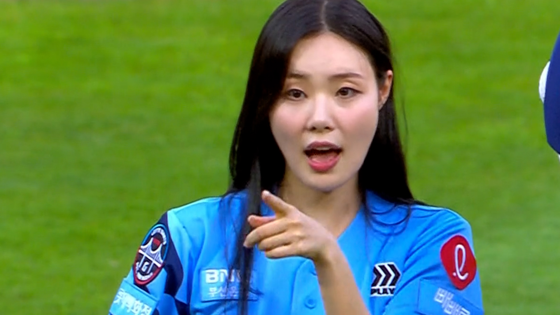 [롯데] 2025/8/8 시구 - 뮤지컬 배우 민경아 | TVING