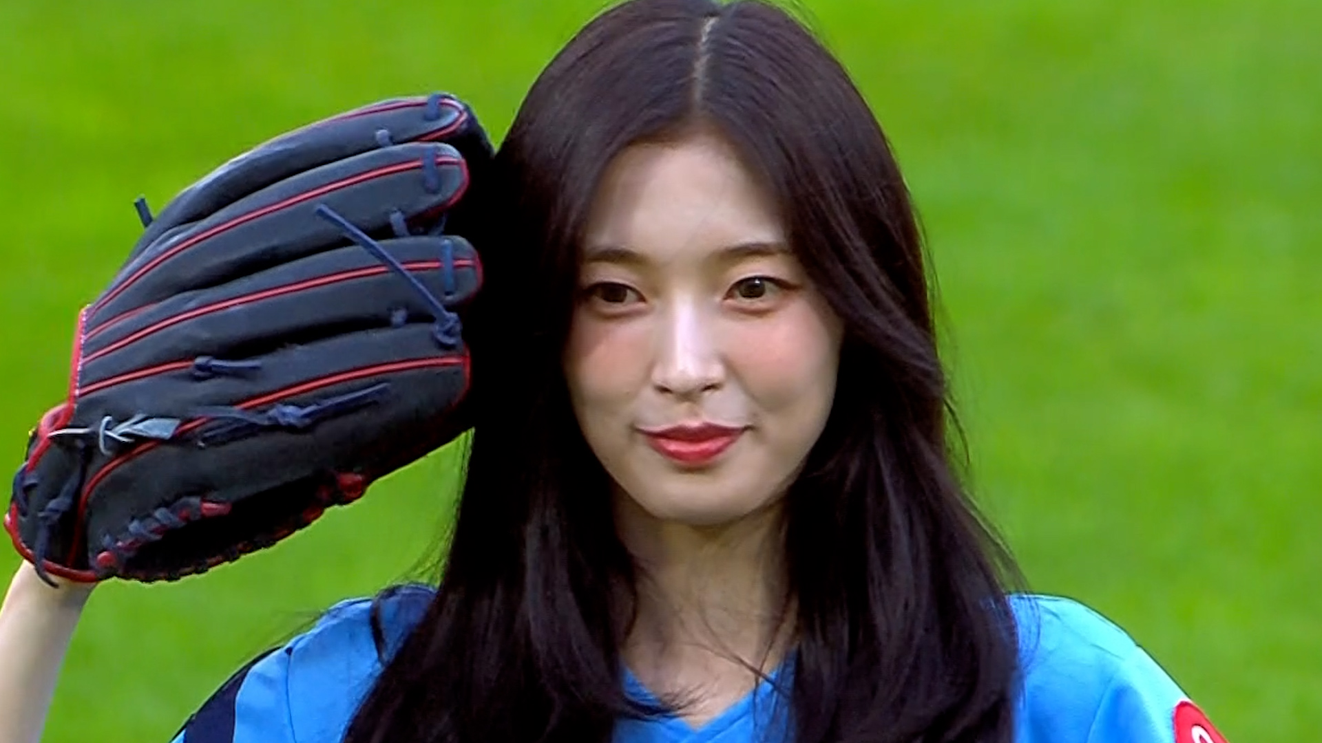 [롯데] 2025/8/10 시구 - 가수 겸 배우 아린 | TVING