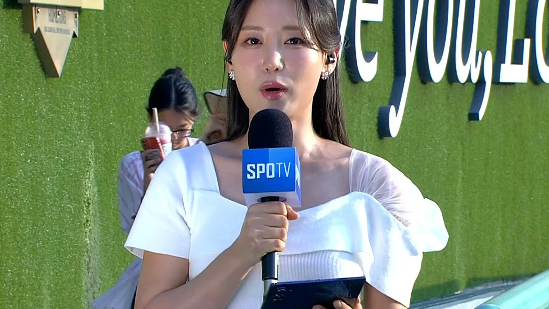 [SSG] 2025/8/12 김혜빈 리포터의 경기 전 현장 리포팅 | TVING