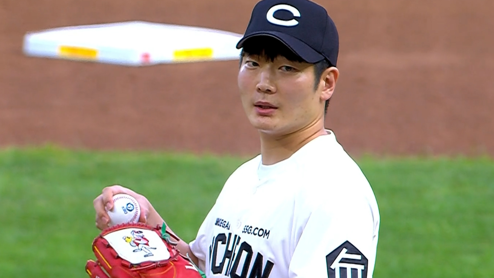 [SSG] 2025/8/17 시구 - 최정 500홈런볼 습득자 조상현 | TVING