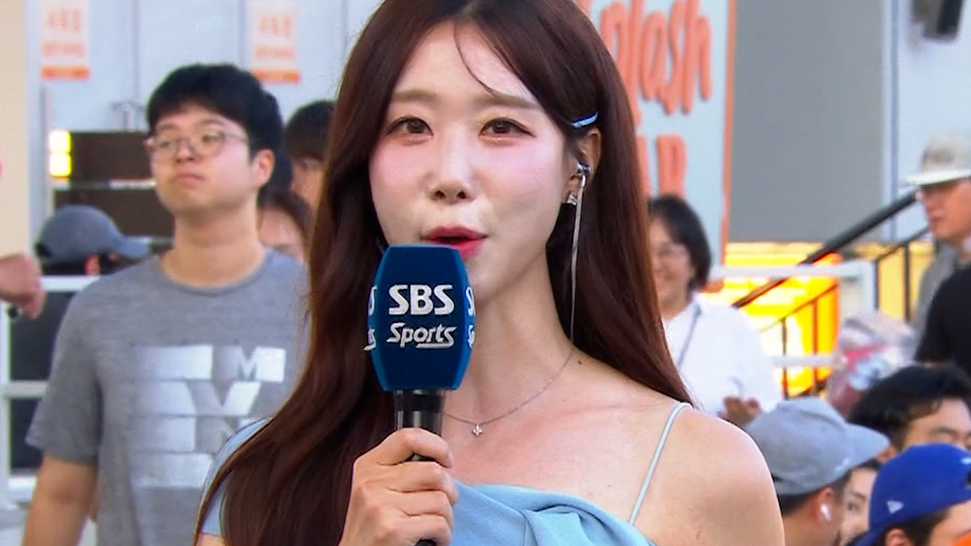 [한화] 2025/8/21 진달래 아나운서의 경기 전 현장 리포팅 | TVING