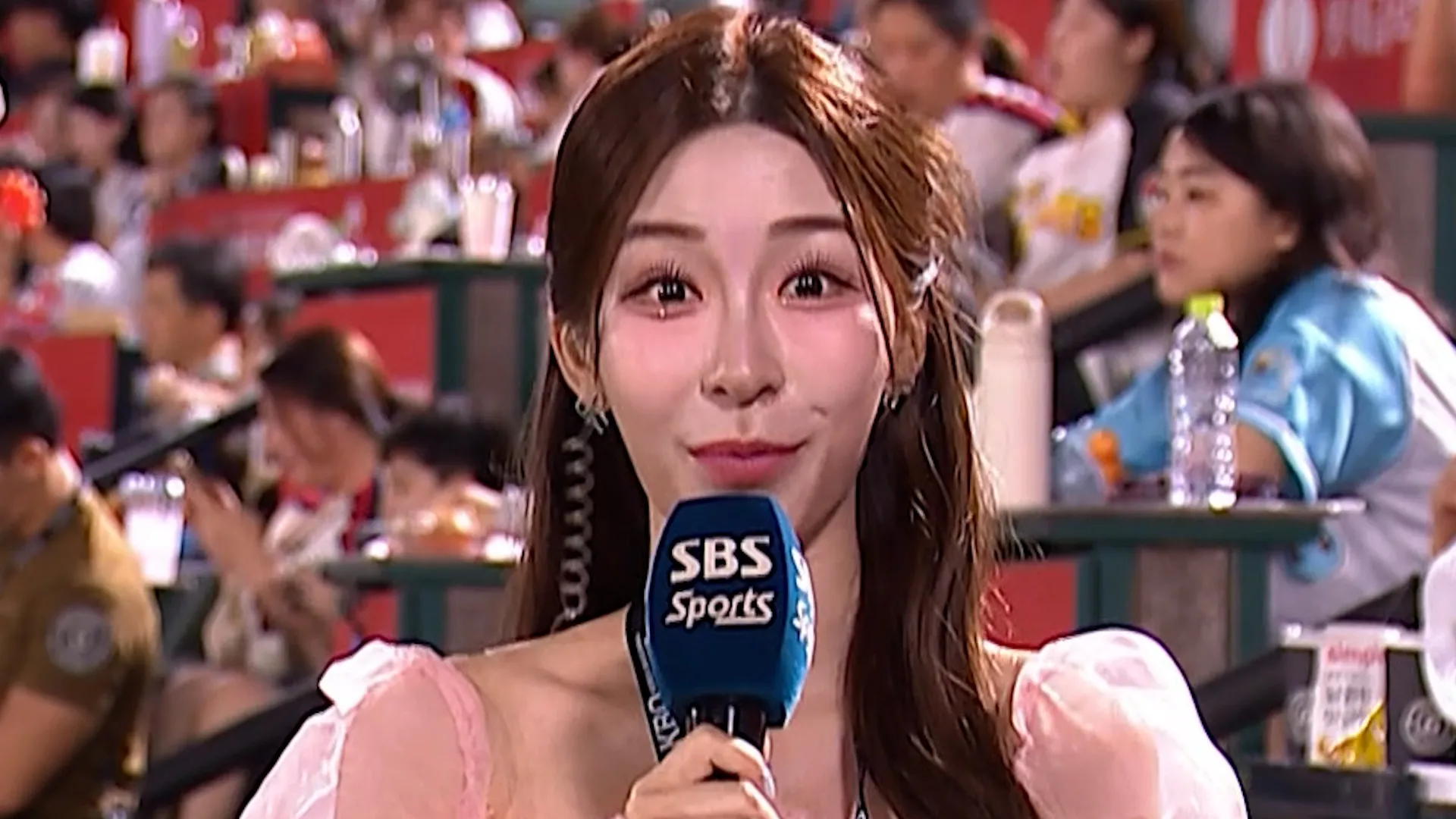 [롯데] 2025/8/29 김민지 아나운서의 경기 중간 현장 리포팅 | TVING