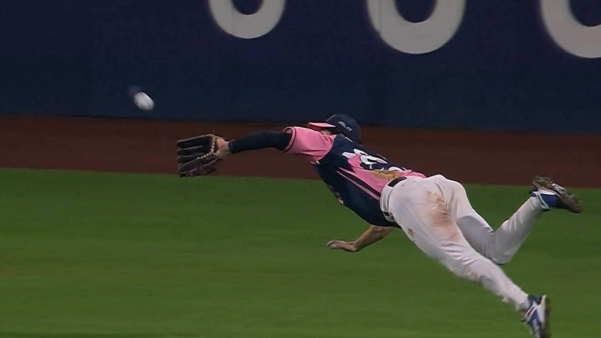 [NC] 2025/9/7 실점을 막는 우익수 천재환의 그림 같은 다이빙 캐치! | TVING